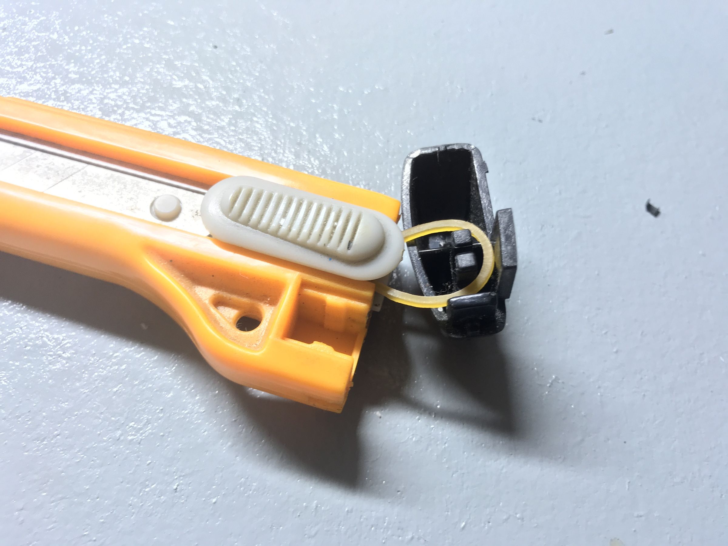 Self Retracting Box Cutter Using Rubber Band : 4 Steps - Instructables