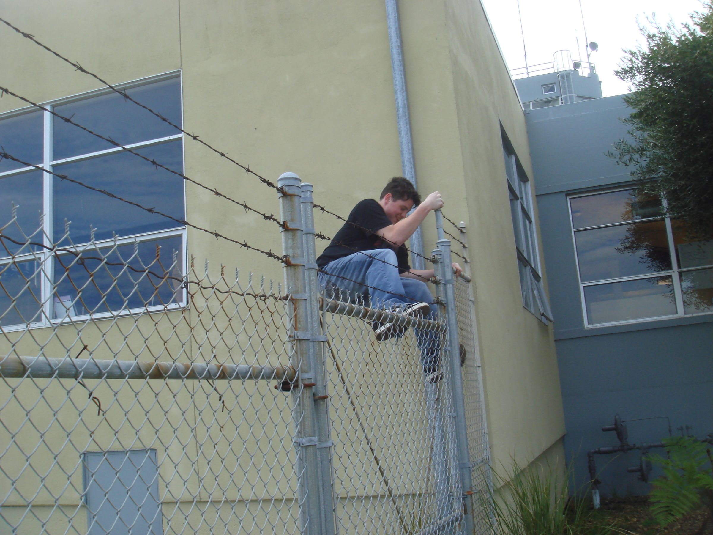 Get Over a Barbed Wire Fence : 4 Steps (with Pictures) - Instructables