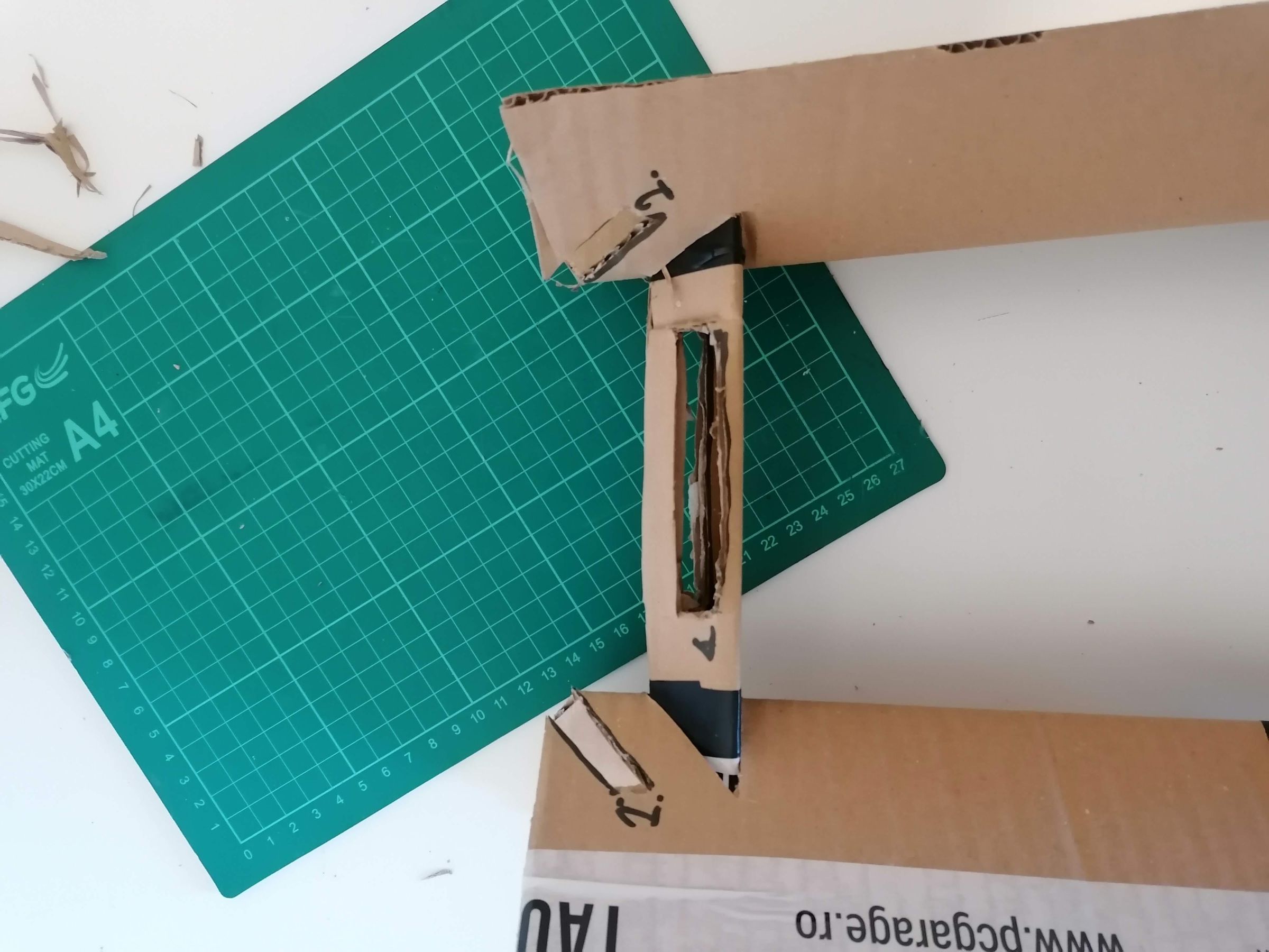 Cardboard Phone Holder (basic) for Sharing Work on Paper (RO/EN) : 6 ...