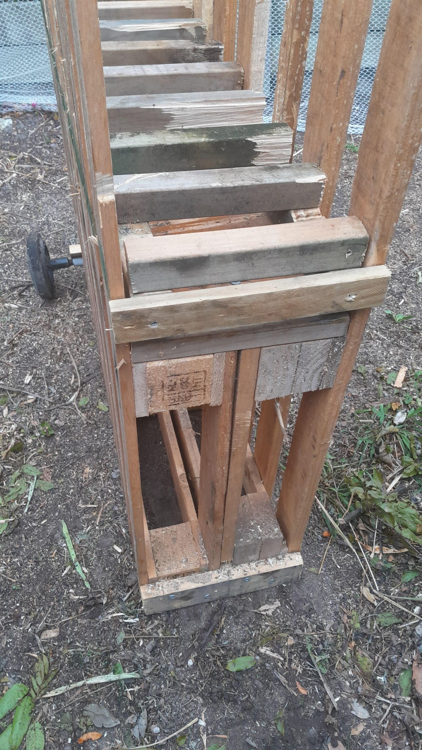 DIY Pallet and Chainsaw Mulching Rack - for Easy Vegetation Shredding ...