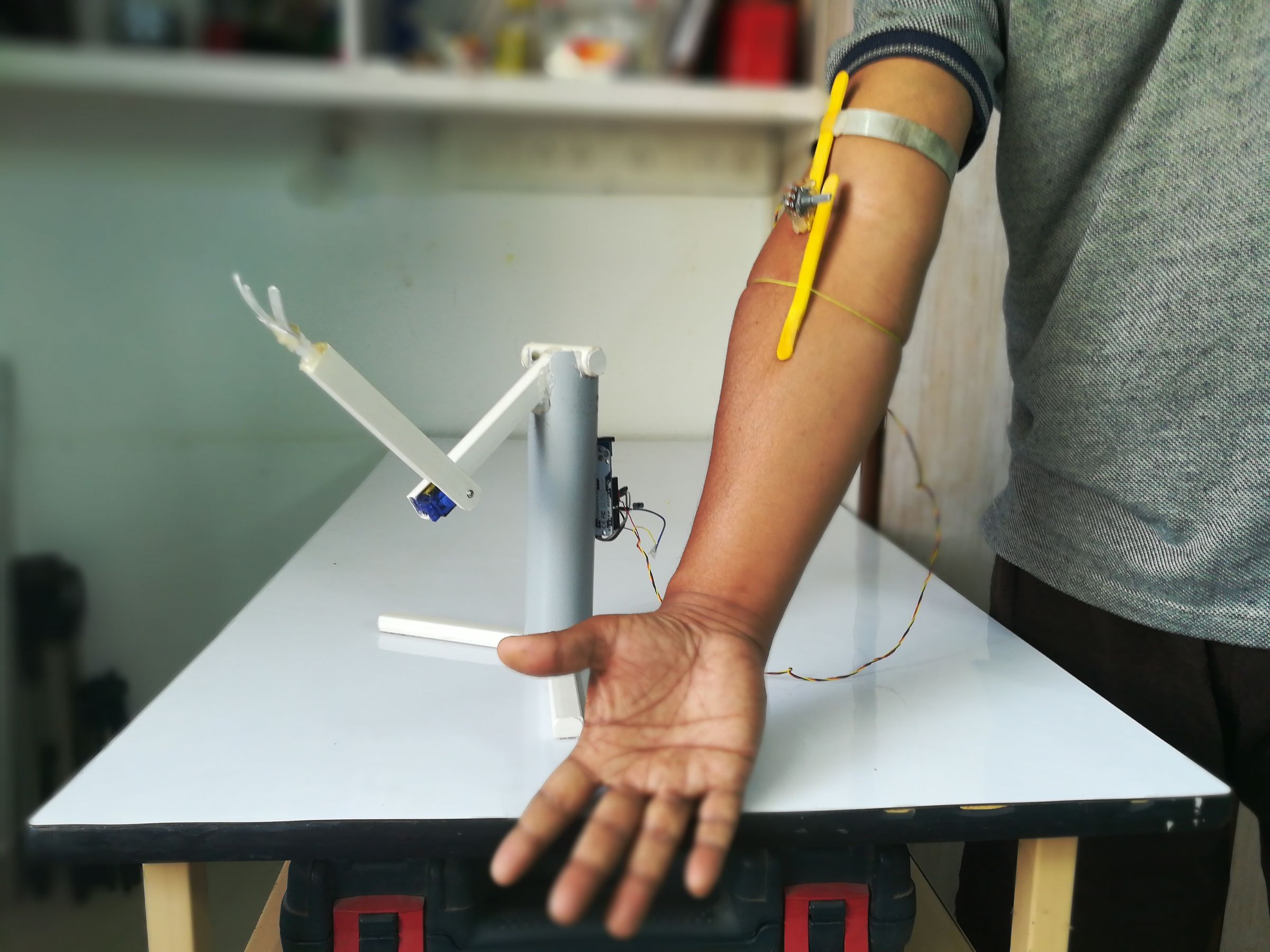A Simple Robotic Arm Controlled Over Actual Hand Movement : 7 Steps ...