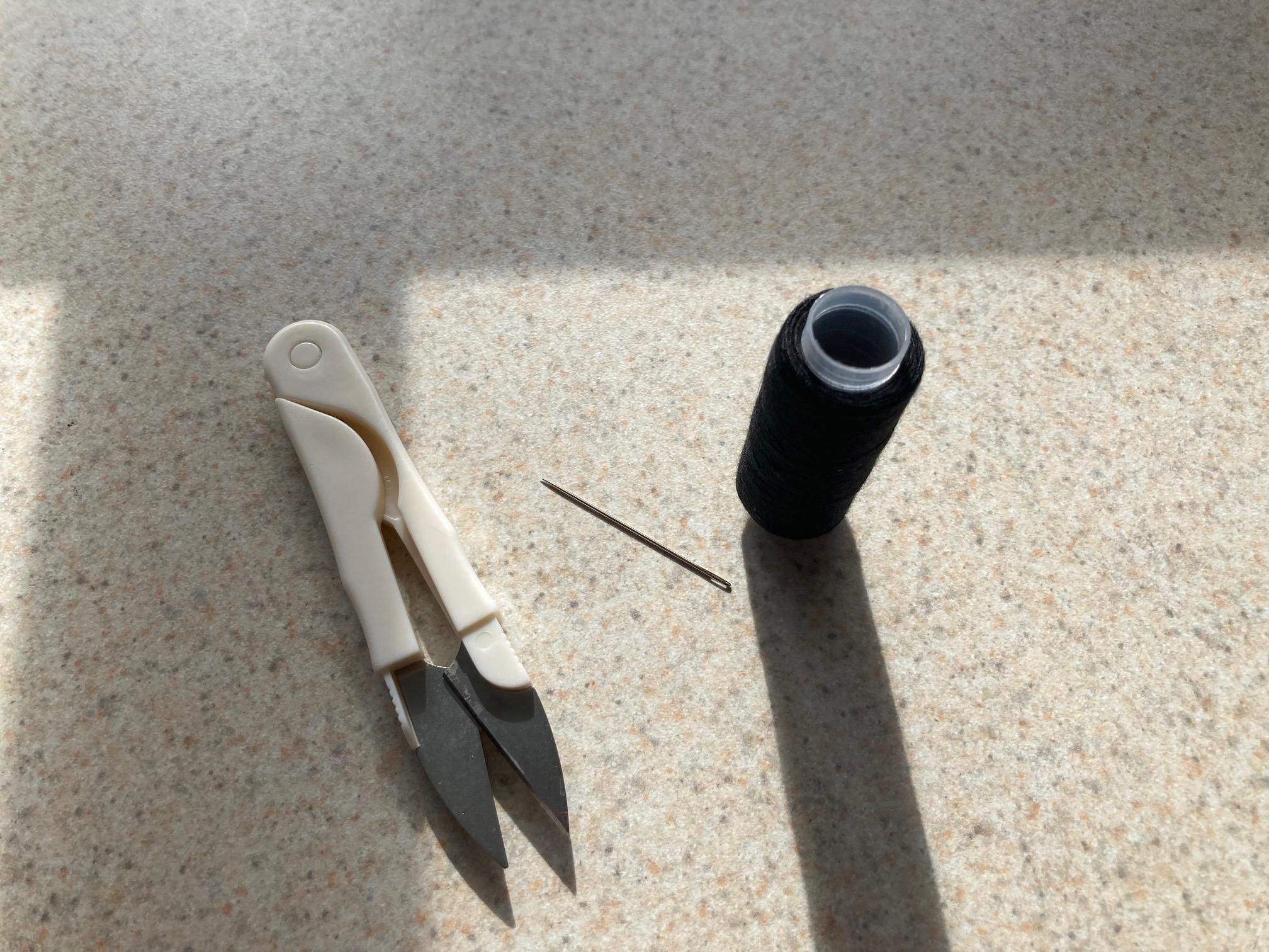 How to Thread a Needle : 7 Steps (with Pictures) - Instructables