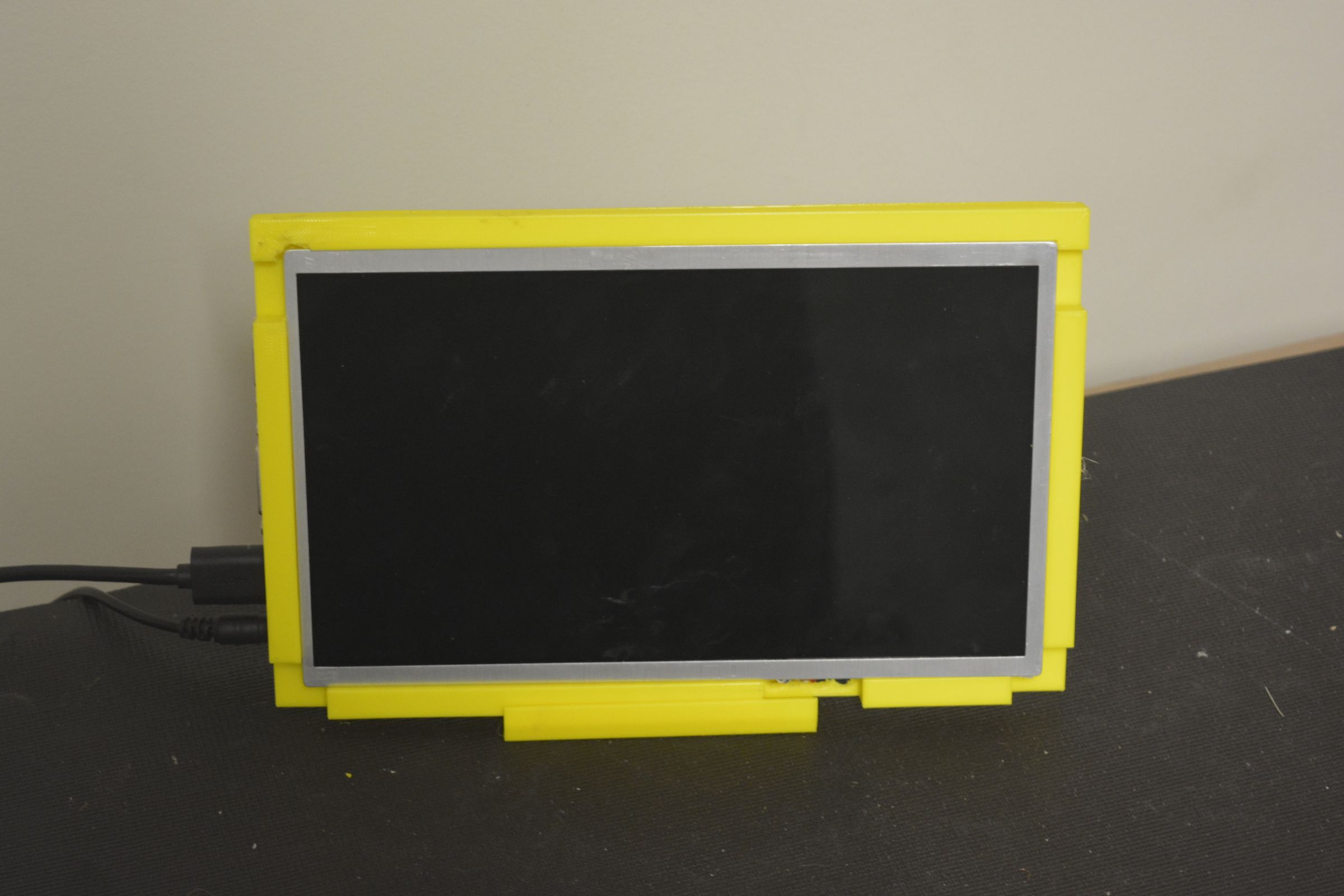 Junk Laptop to a Mini Monitor : 3 Steps - Instructables