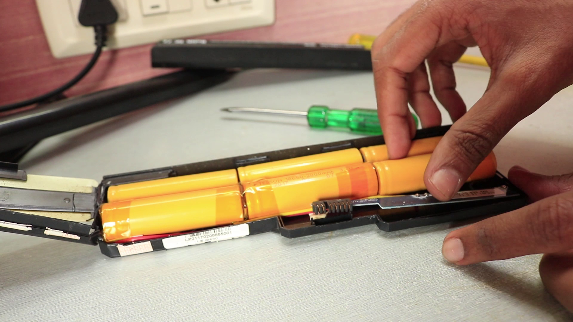 How to Get 18650 Cells From Dead Laptop Batteries! : 7 Steps (with ...