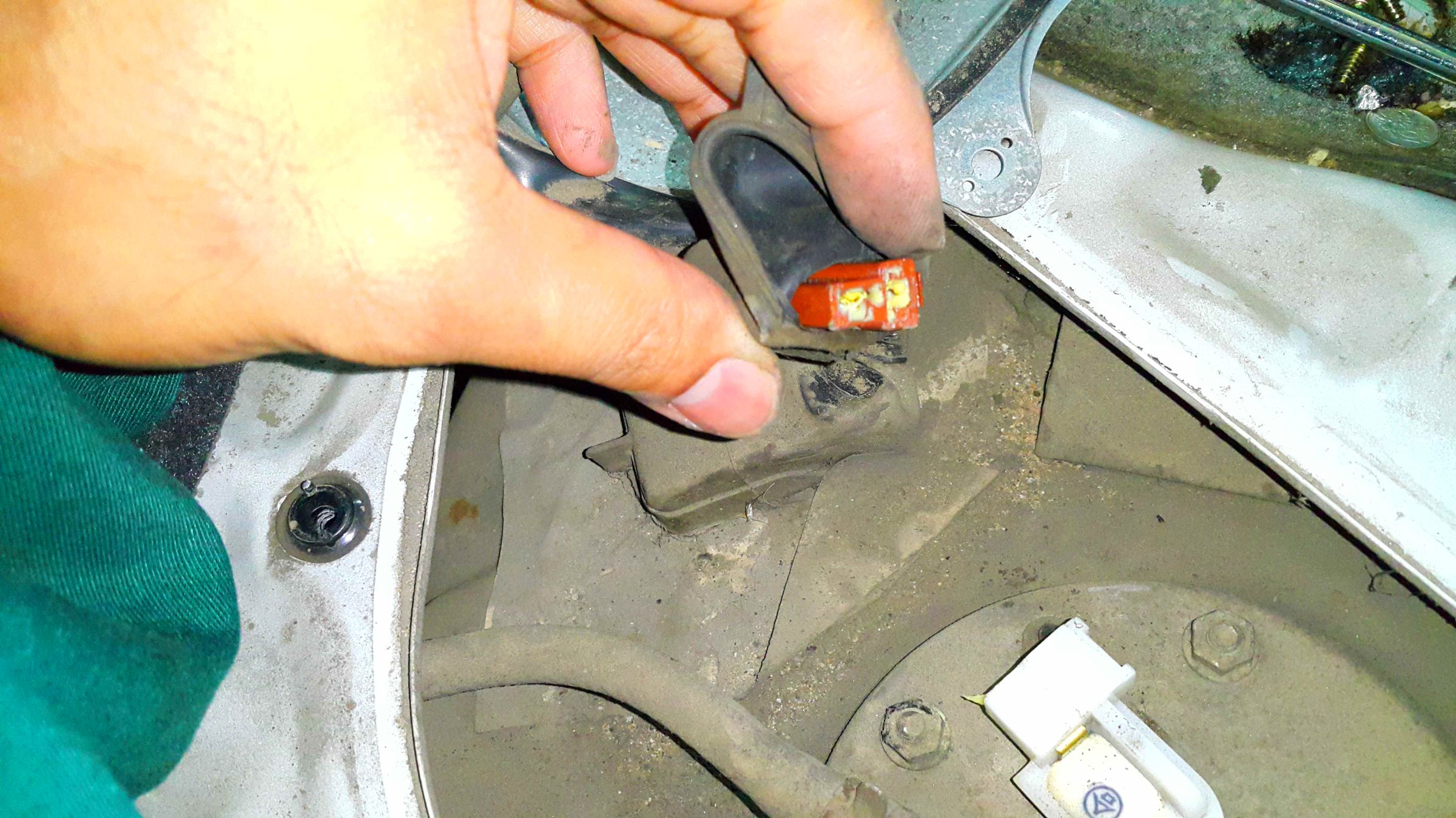 Replacing a Fuel Pump (Honda Civic 1999)! : 8 Steps - Instructables