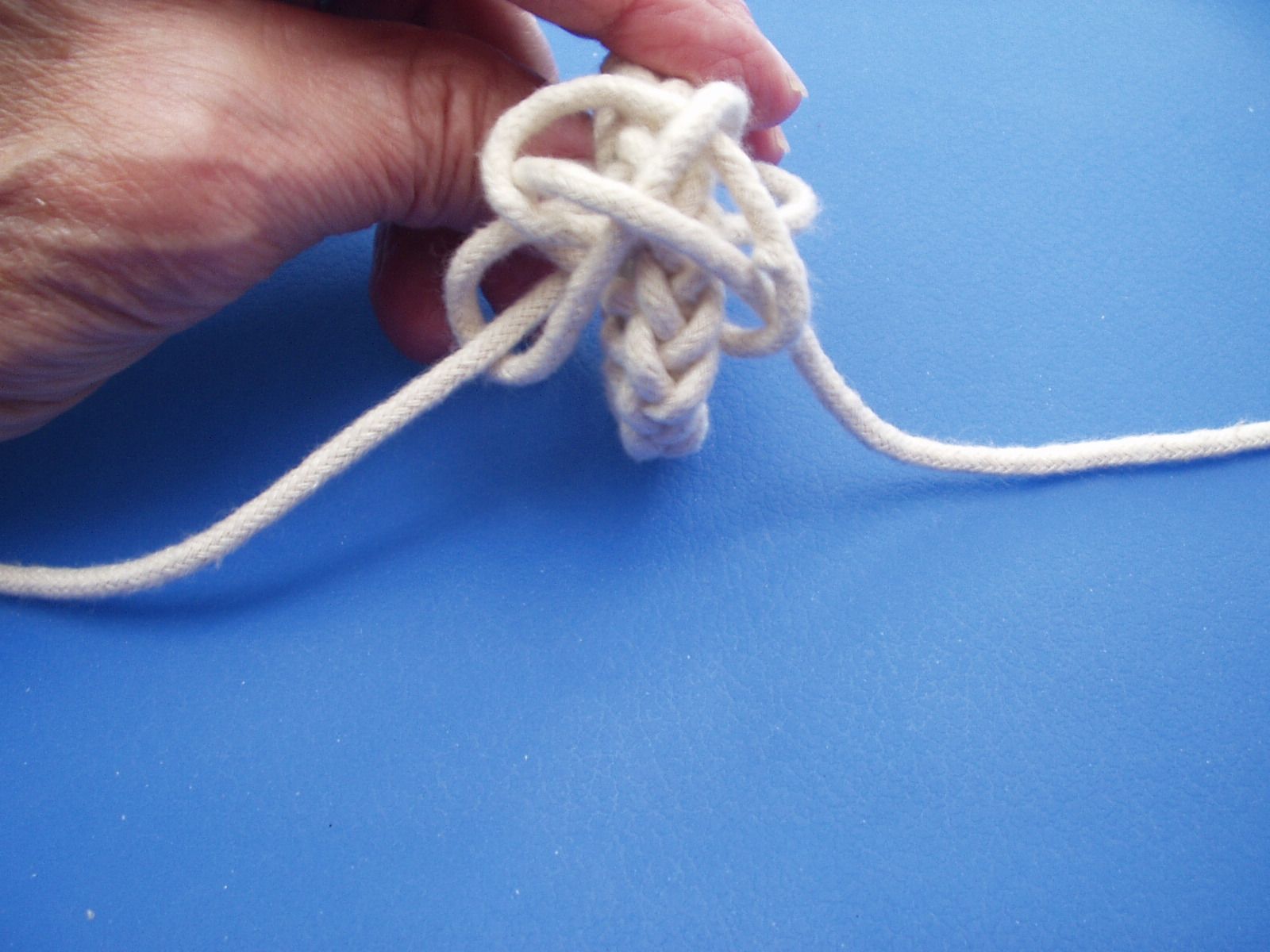 Single Strand Ringbolt Hitching : 11 Steps (with Pictures) - Instructables