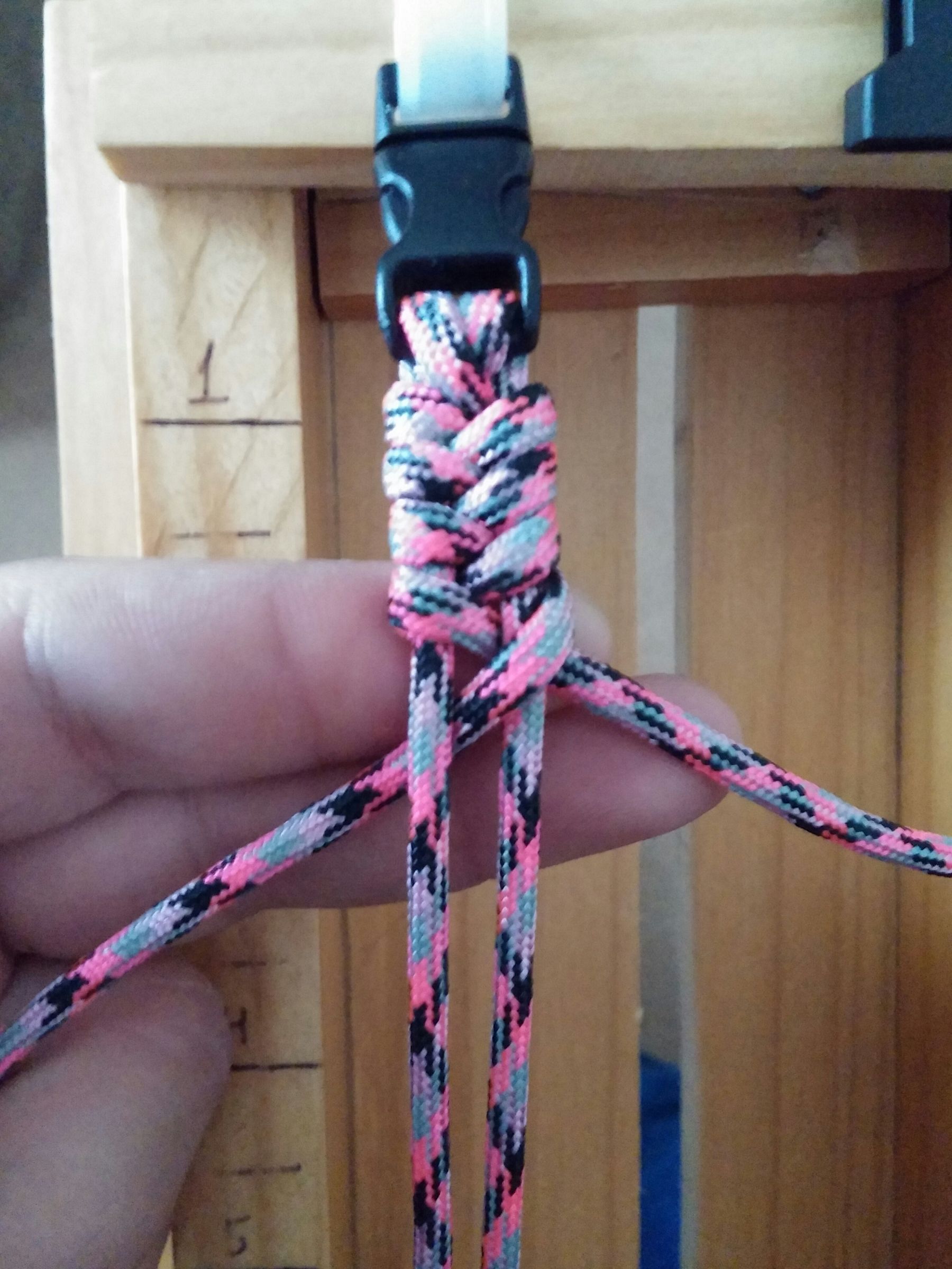 Fish Tail Paracord Bracelet : 10 Steps - Instructables