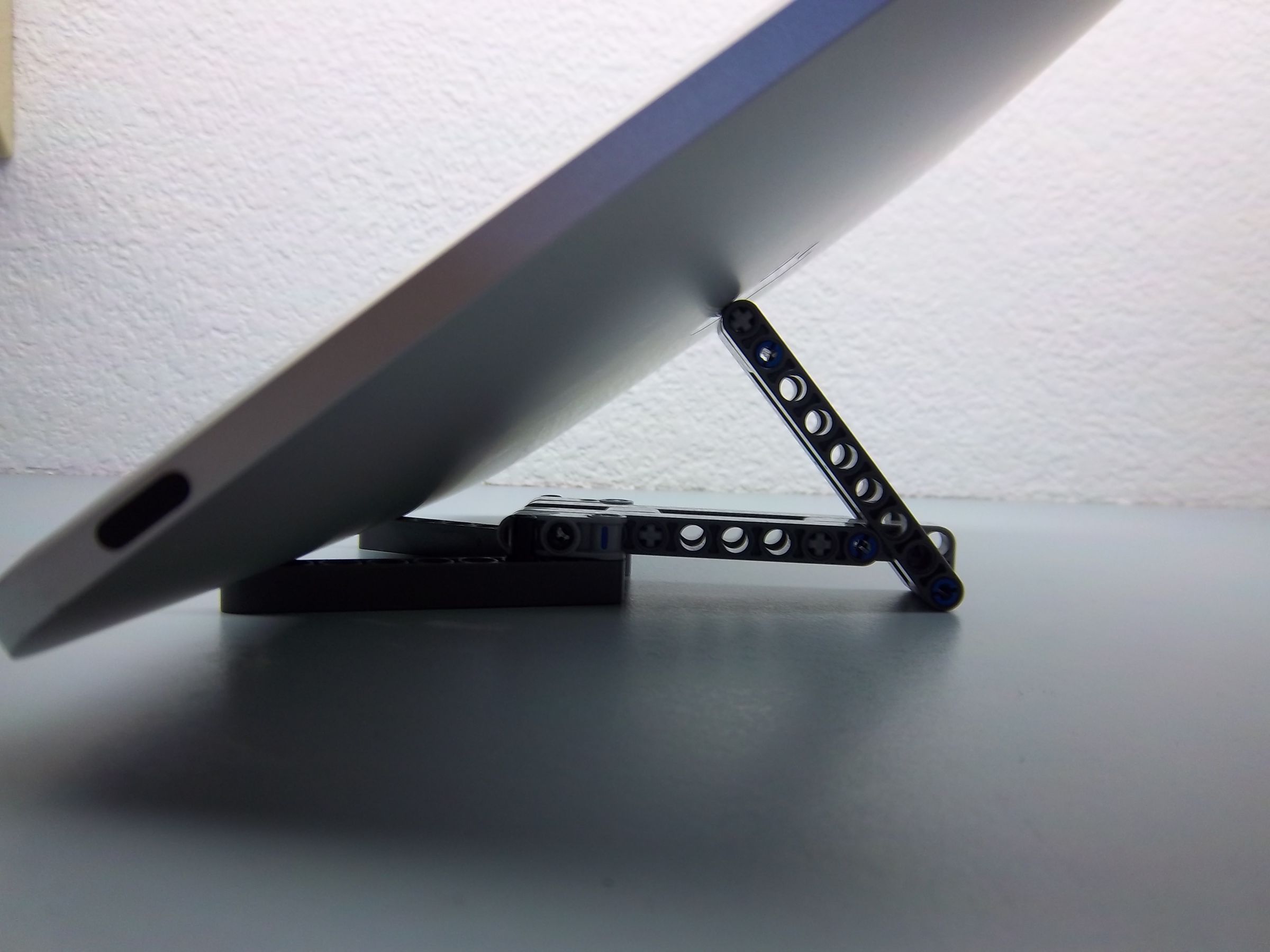 Mini Folding Tablet Stand (LEGO) - Instructables