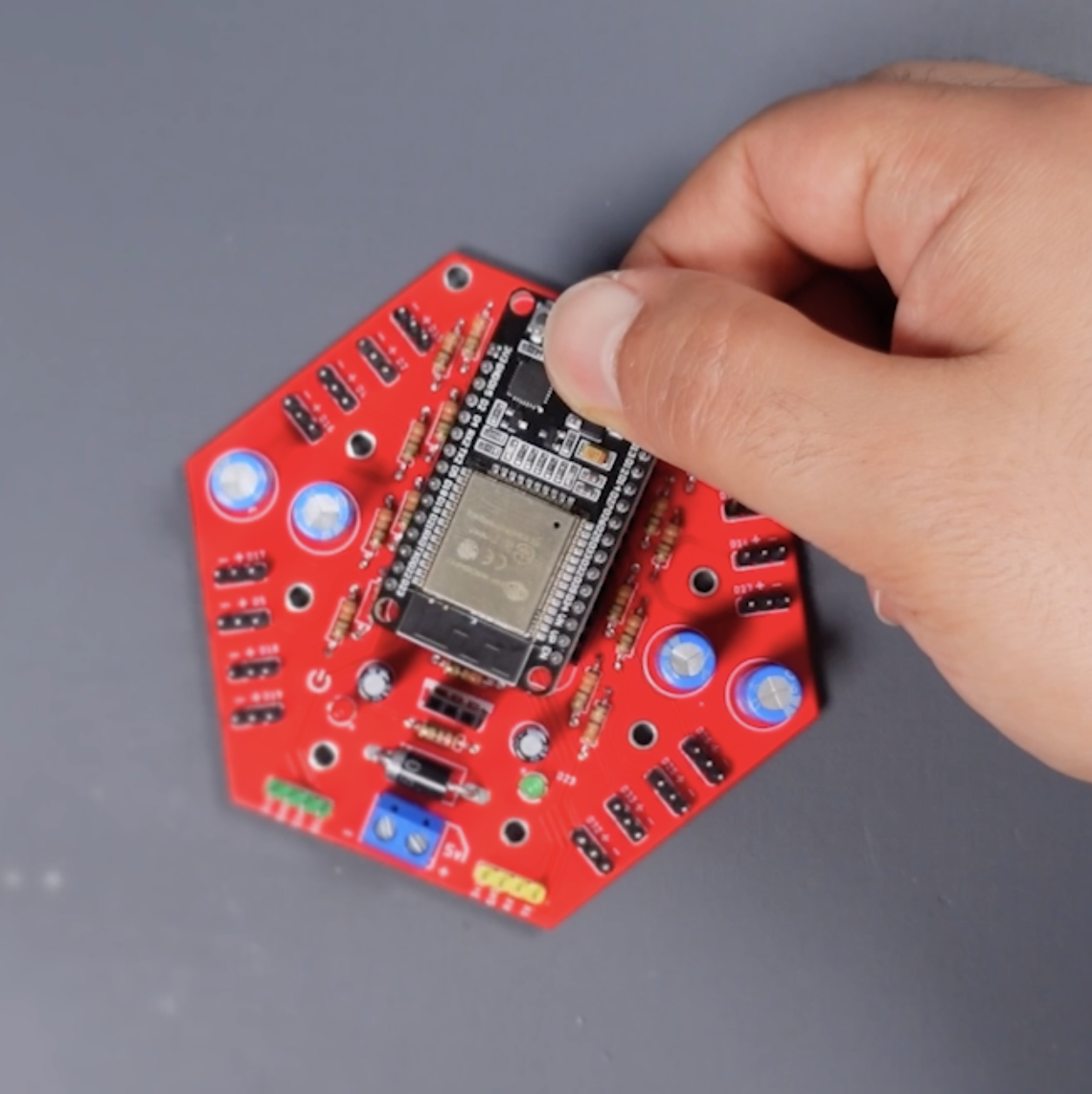 One and Multiple Servo Motor Control With ESP32 Development Board : 8 ...