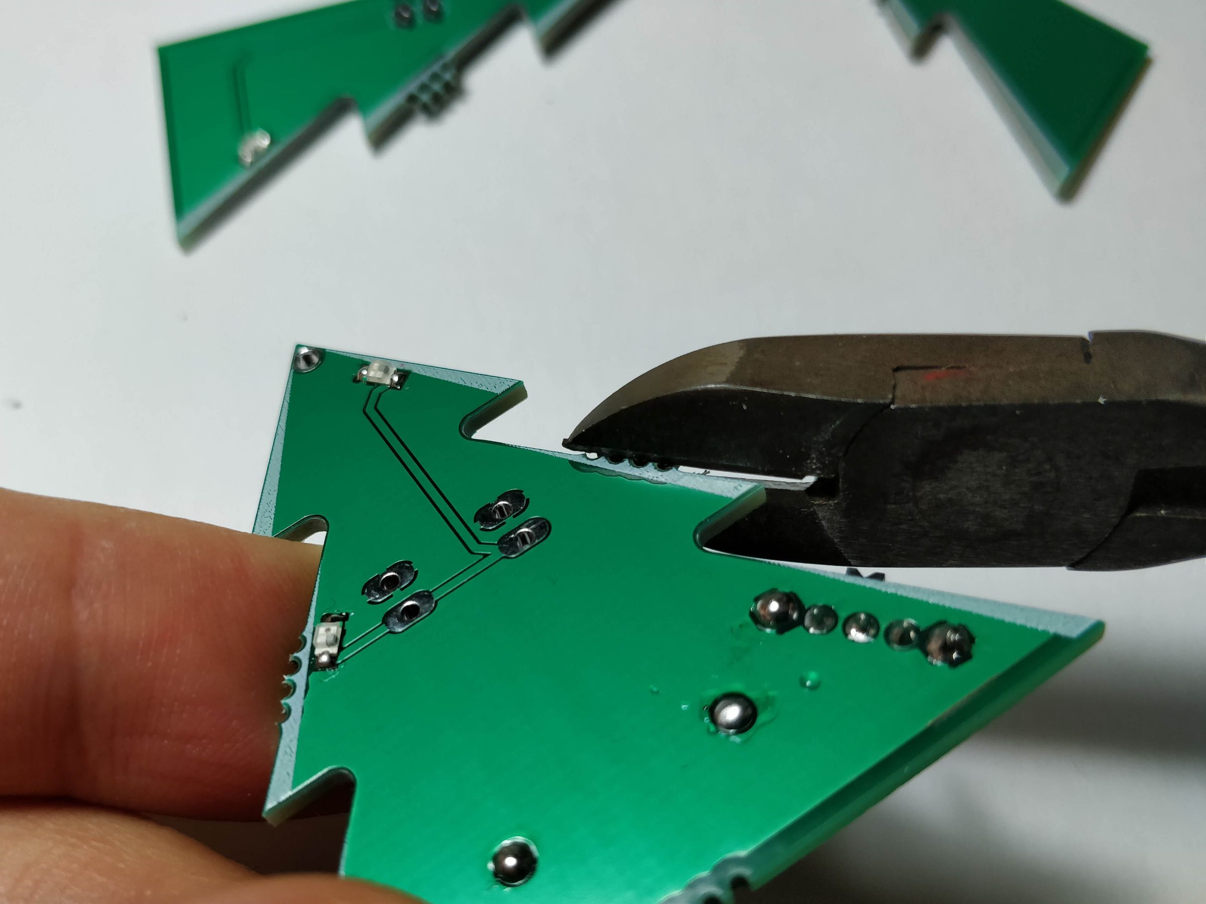 $1 PCB Christmas Tree : 7 Steps (with Pictures) - Instructables