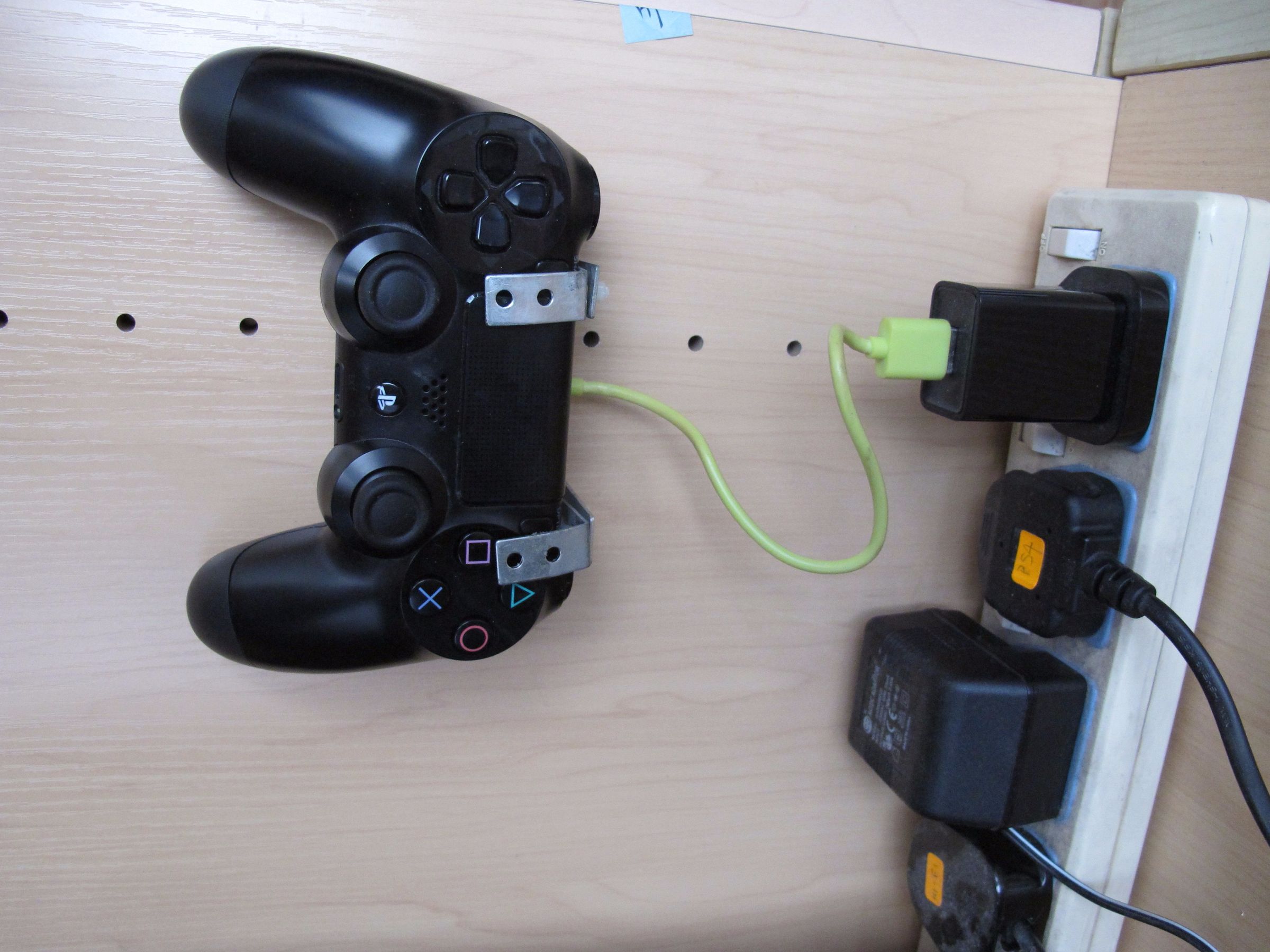 Simple PS4 Controller Dock (with Pictures) - Instructables