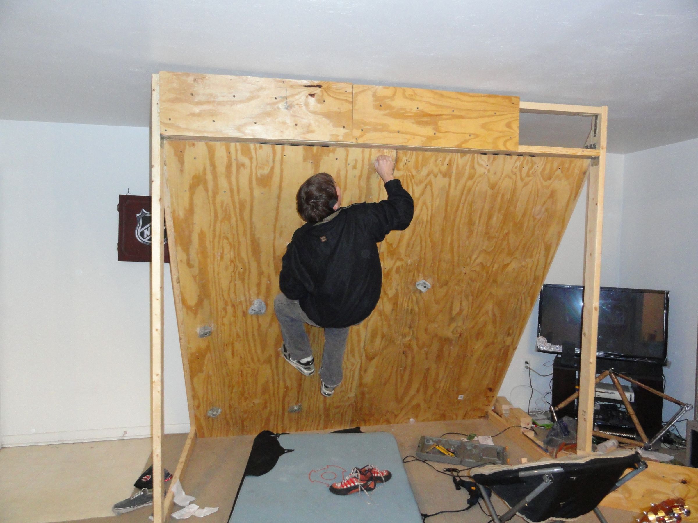 Freestanding Indoor Rock Climbing Wall for $150 : 7 Steps (with ...