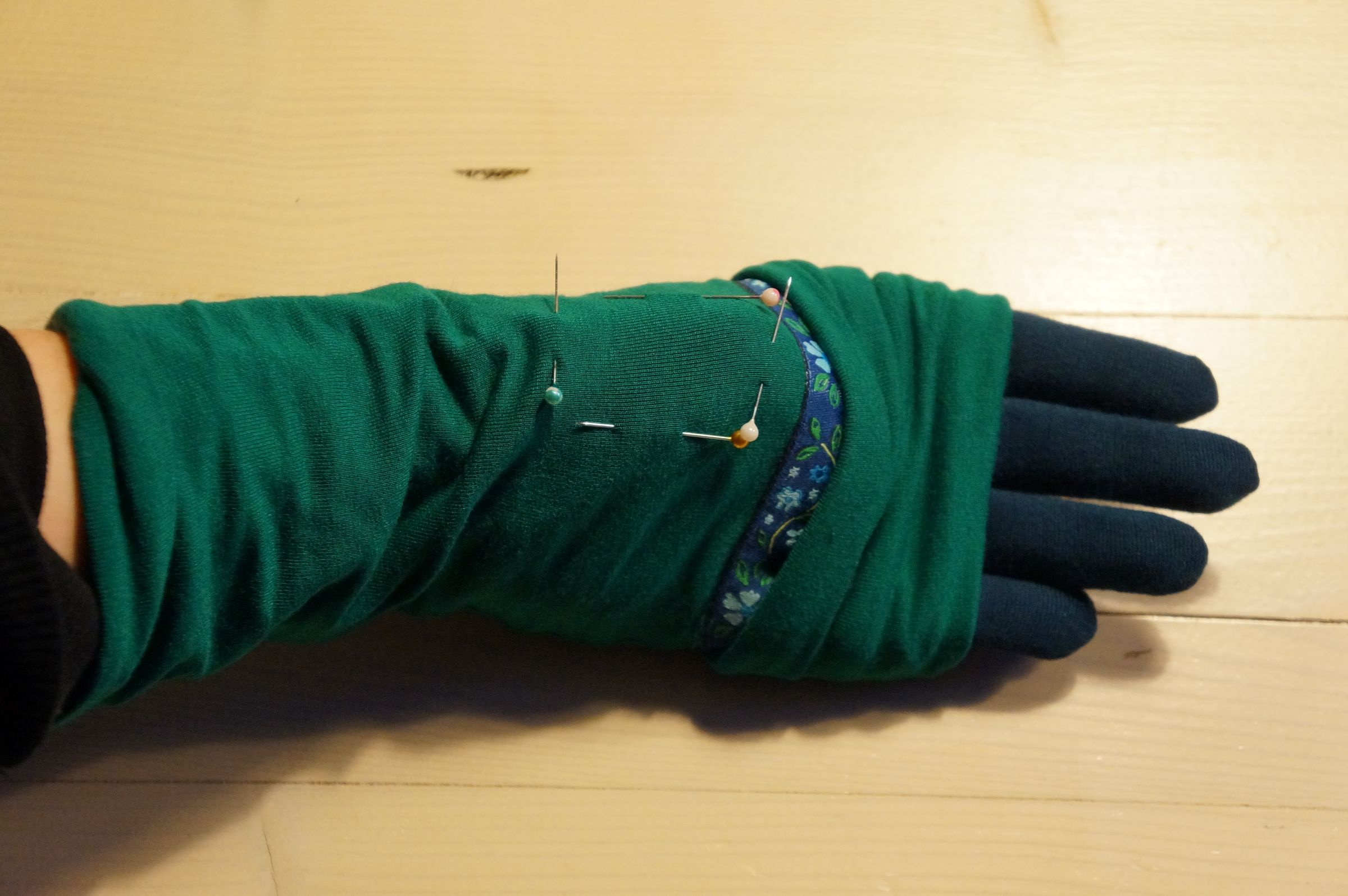 Two-color Double-layered Gloves : 9 Steps (with Pictures) - Instructables