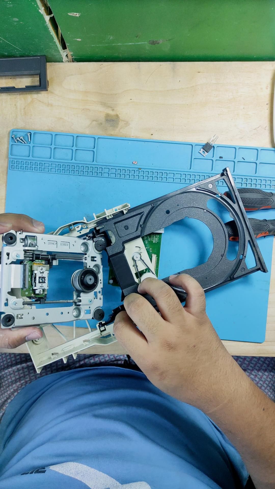 Homebrew PCB Shaker for Etching Using an Old DVD Rom! : 8 Steps (with ...