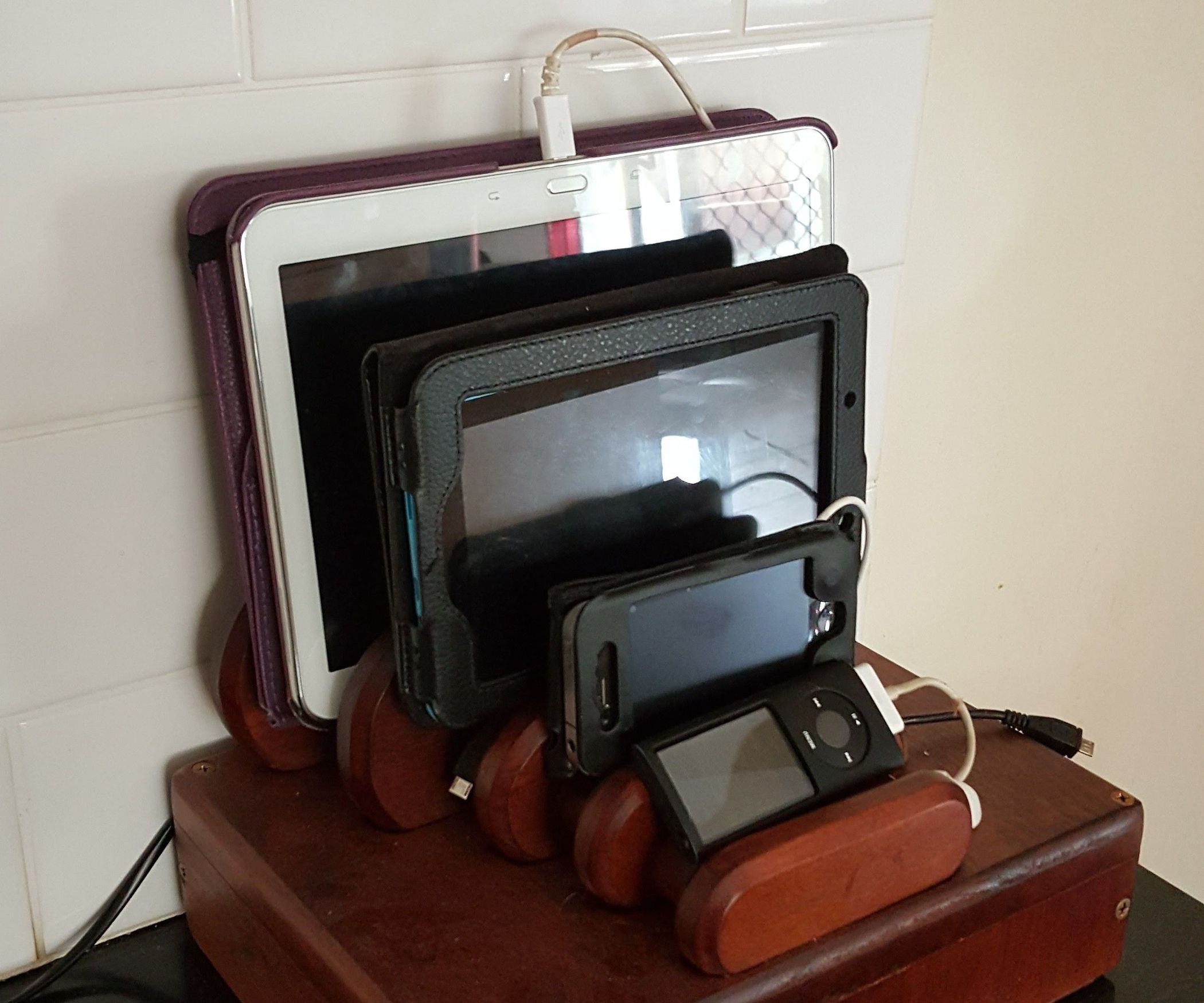 How to Build a 5 Port Charging Station : 4 Steps (with Pictures ...