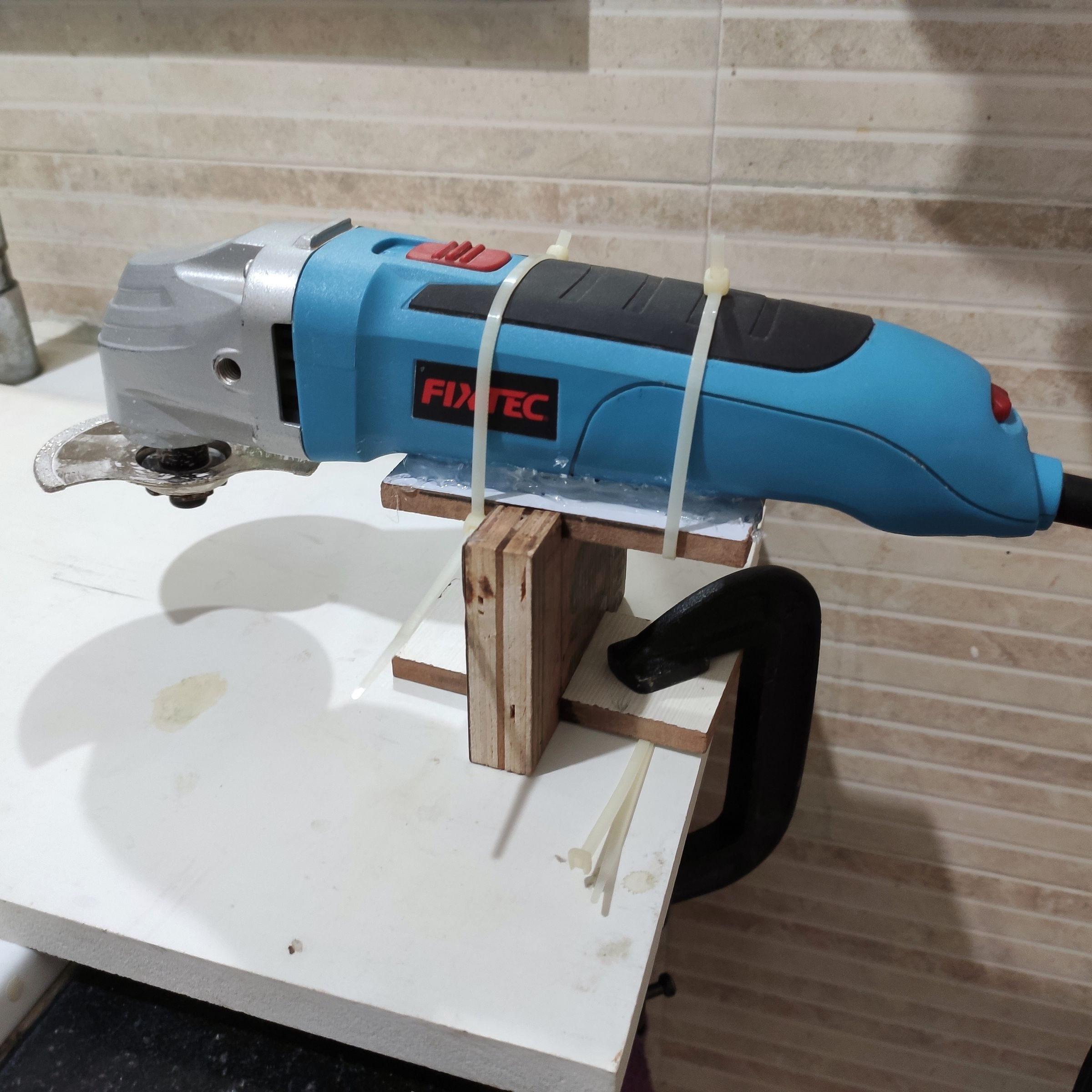 Use Oscillating Saw to Cut Glass Bottle : 4 Steps - Instructables