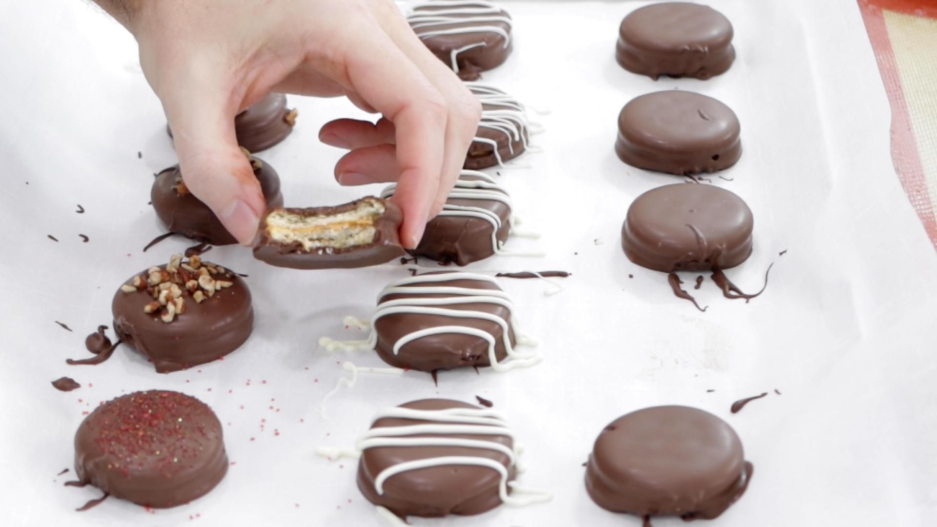 Chocolate Covered Peanut Butter Ritz Cracker Treats : 5 Steps (with ...