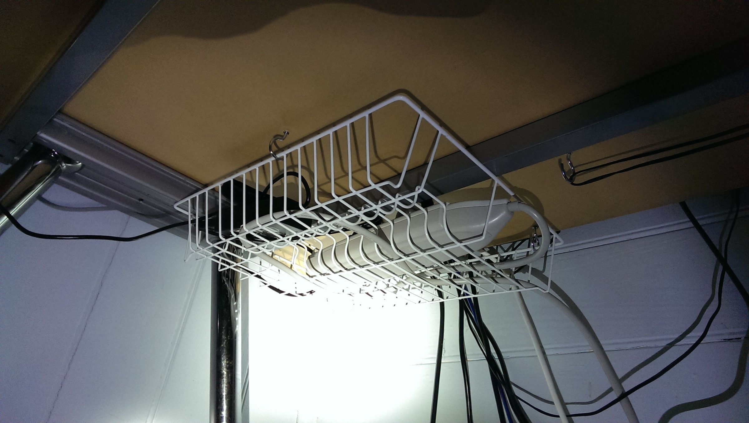 Cheap Easy Excellent Computer Desk Cable Management : 4 Steps ...