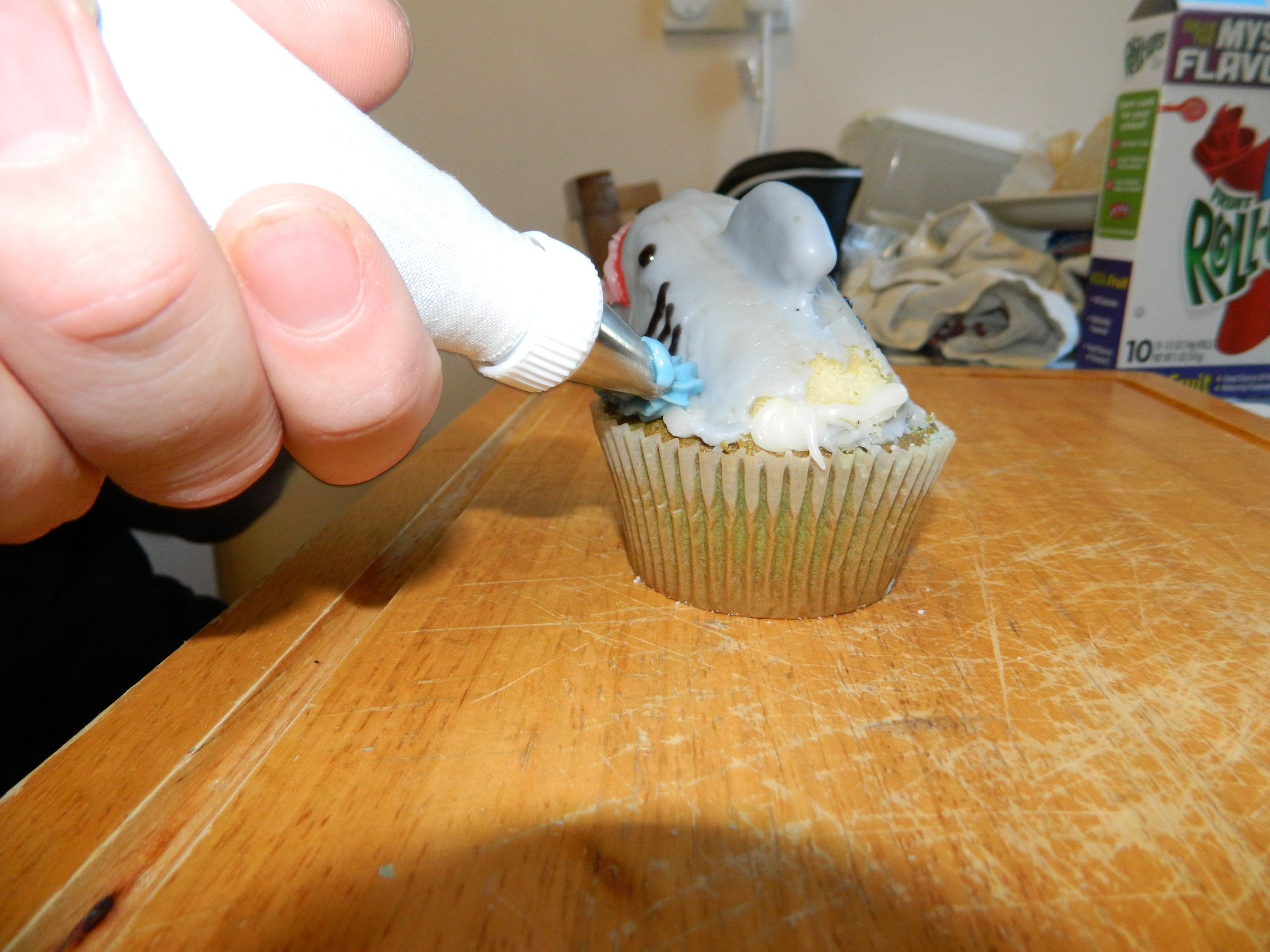 Shark Attack Cupcakes : 9 Steps (with Pictures) - Instructables