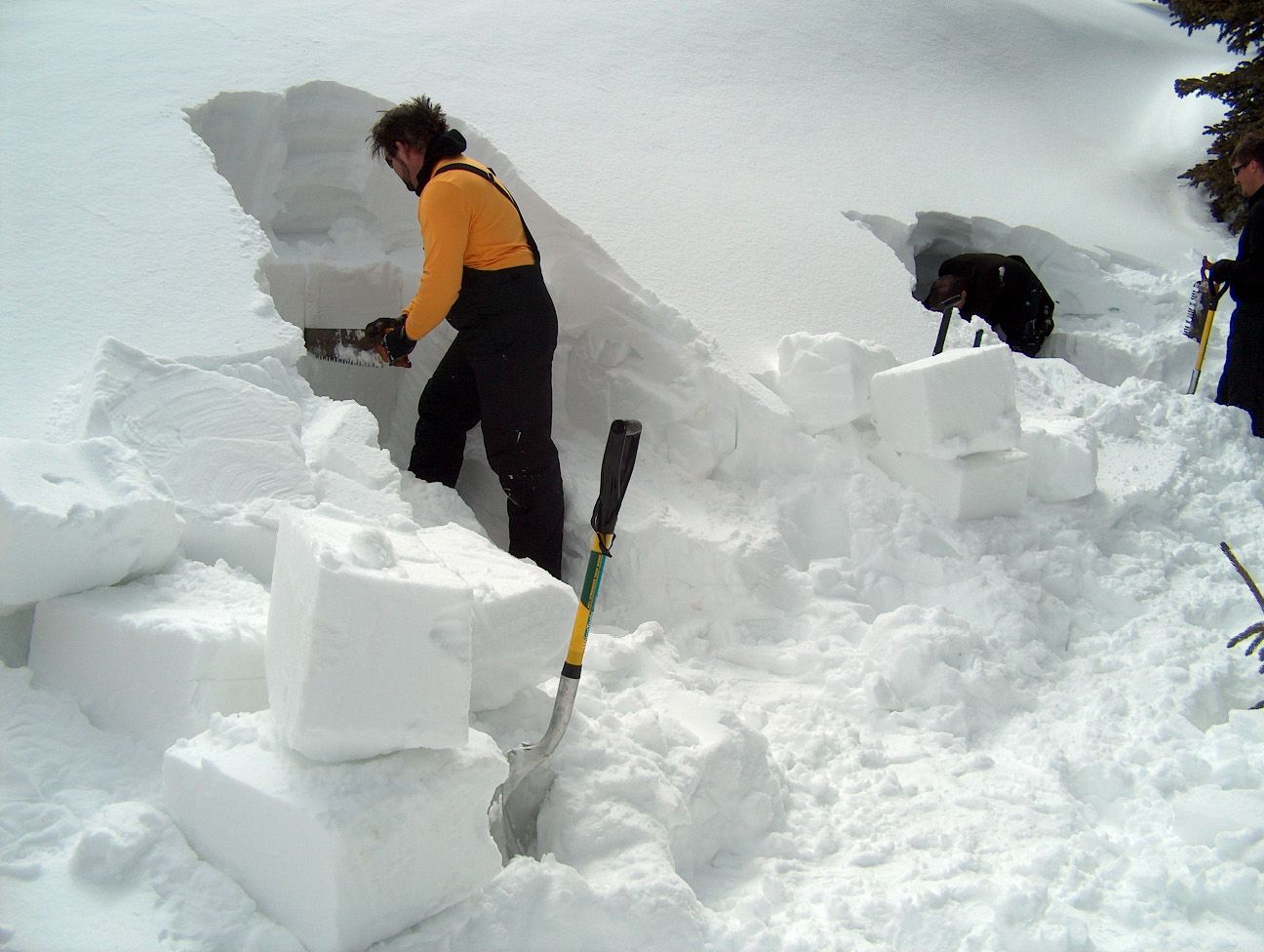 How to Build a Snow Cave for Winter Survival : 5 Steps (with Pictures ...