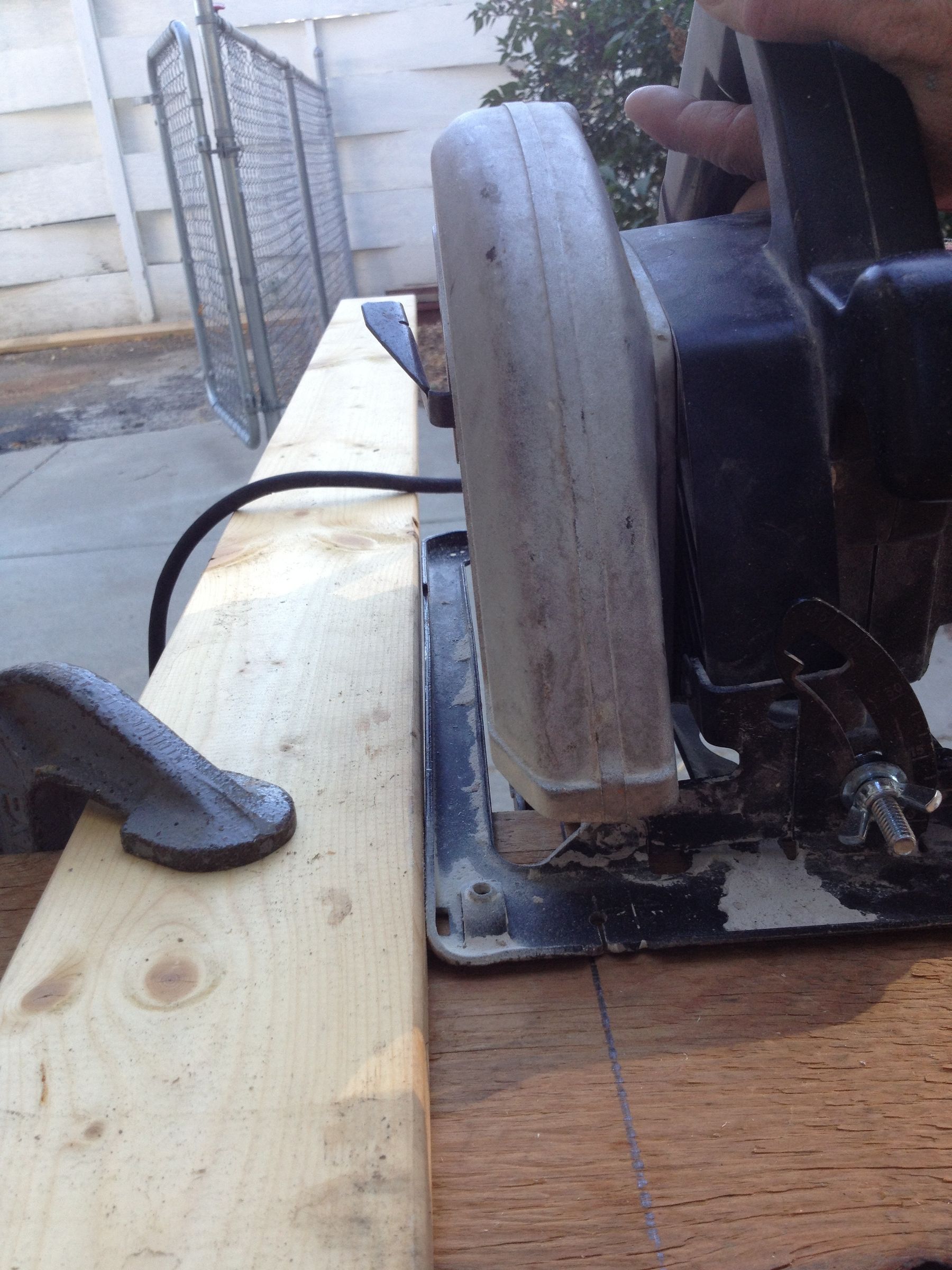 How to Cut a Straight Line Using a Skill Saw or Jig Saw : 4 Steps (with ...