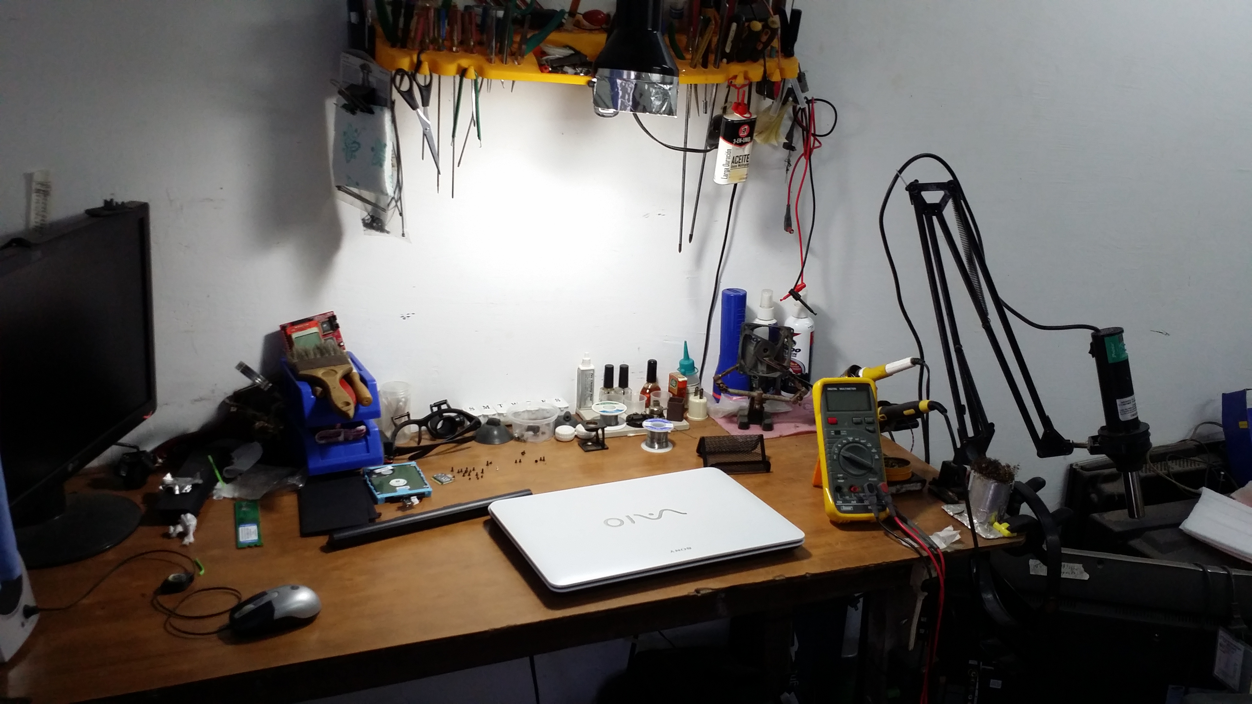 Setting Up the Perfect Electronics Workplace : 16 Steps (with Pictures ...