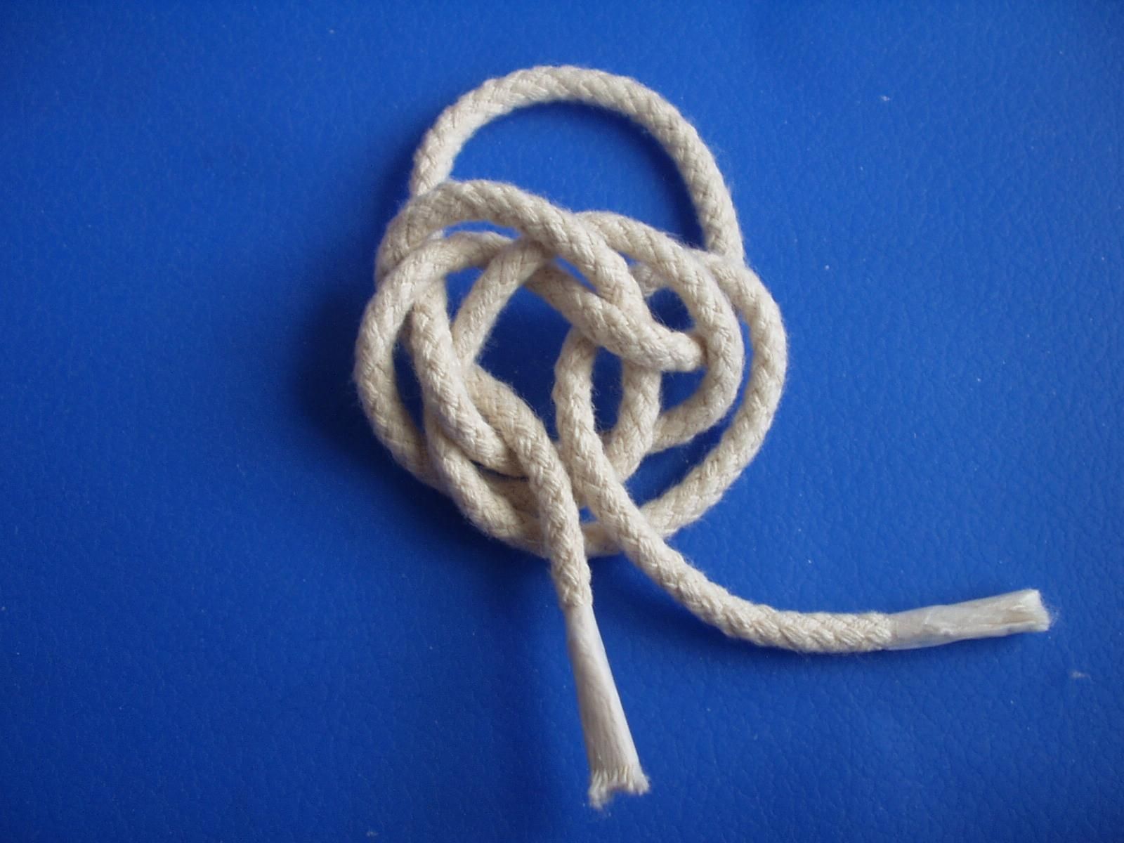 Knife Lanyard Knot Tied on the Table : 8 Steps - Instructables