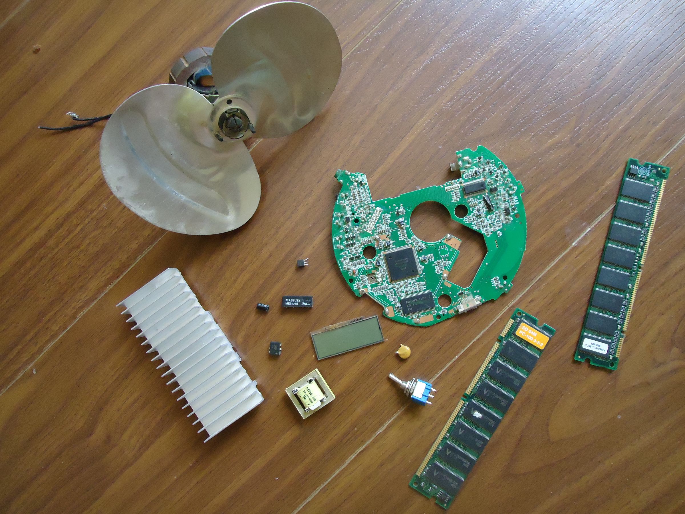 How to Make a Simple and Stylish Desktop Fan Out of Trash : 4 Steps ...