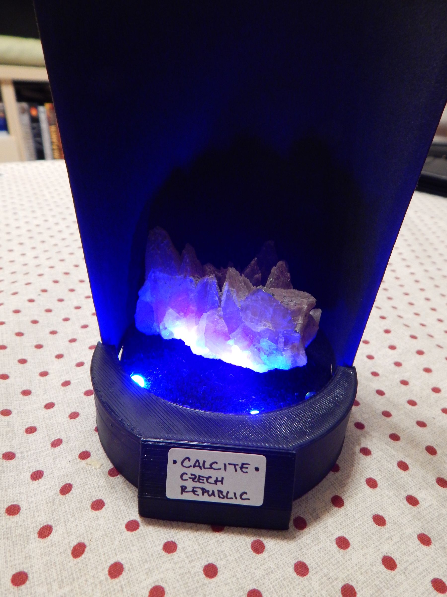 Fluorescent Mineral Stand : 16 Steps (with Pictures) - Instructables