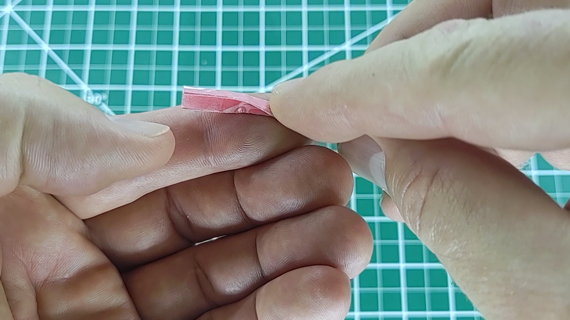 How to Make a Candy Wrapper Chain : 7 Steps (with Pictures) - Instructables