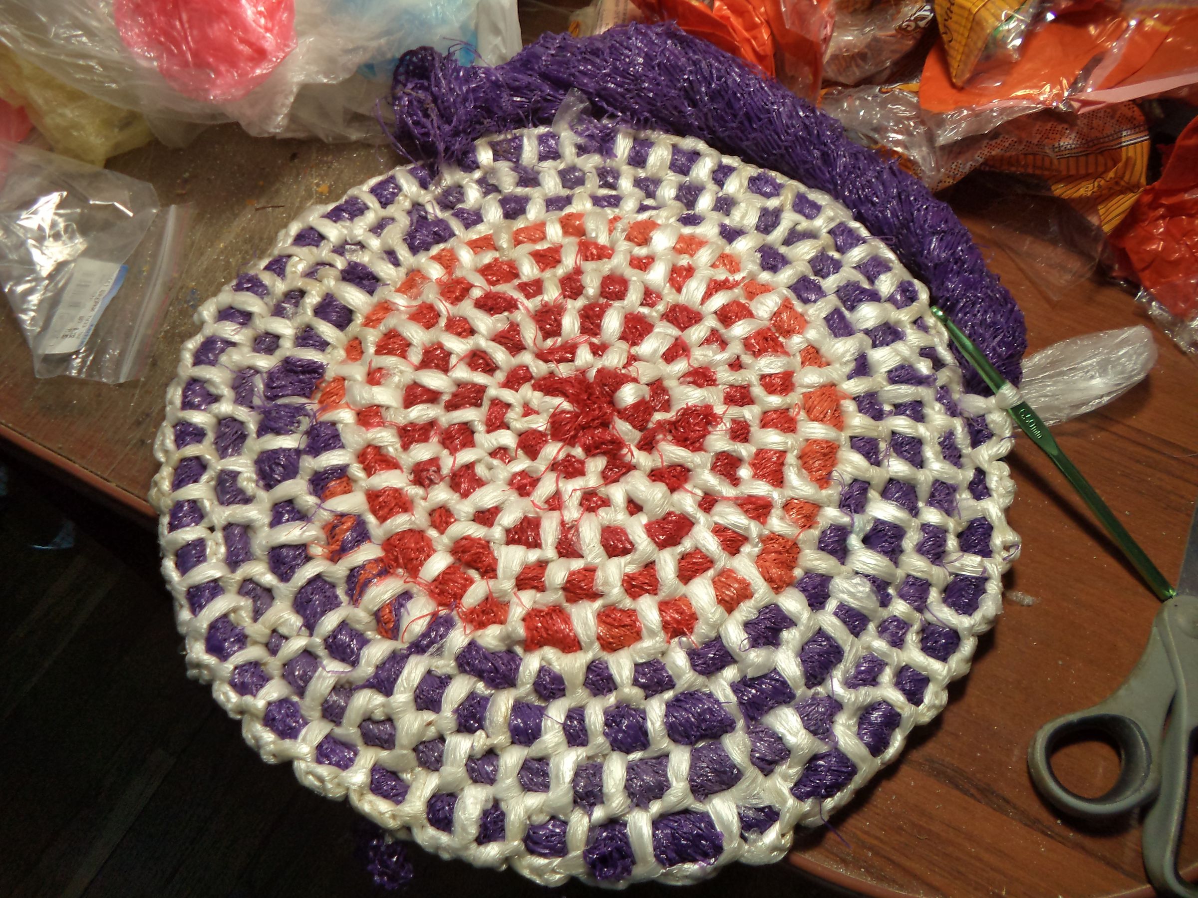 Crocheted Rug From Vegatable Mesh Bags : 7 Steps (with Pictures ...