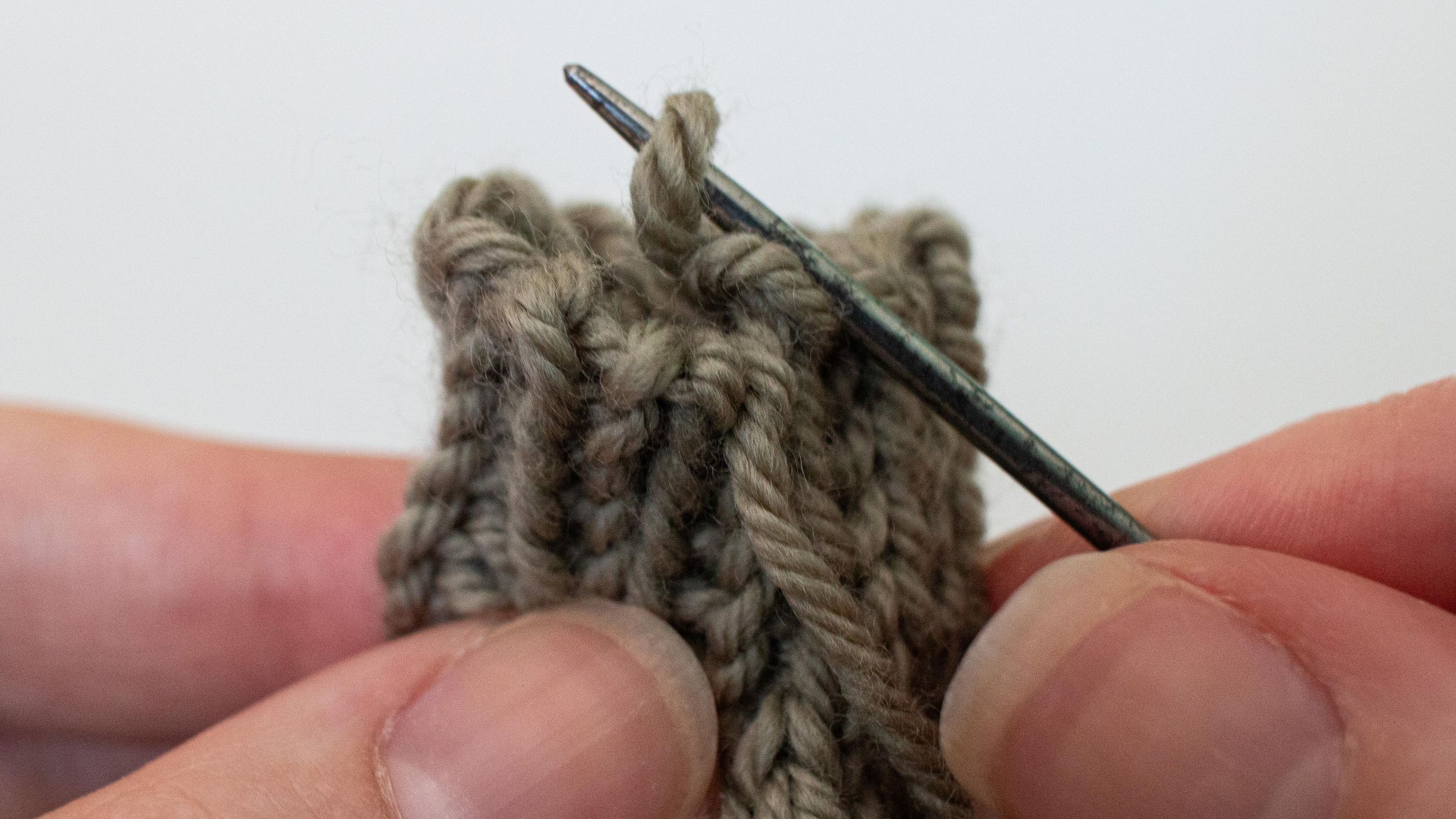 Ribbed Sewn Bind Off (in the Round) Knitting Tutorial : 13 Steps (with ...