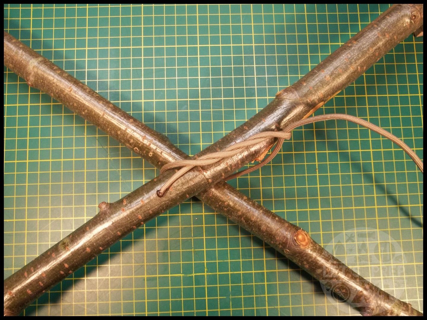 Quick Skills #5: How to Tie Lashings - Pt.2 Diagonal Lashing : 7 Steps ...