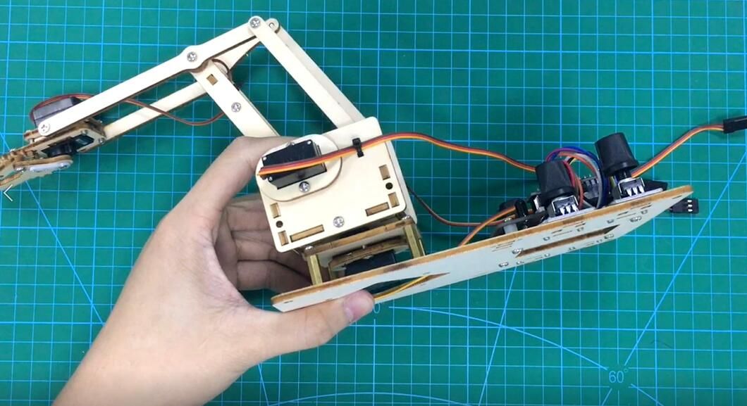 How to Use a Few Pieces of Wood to Assemble Into a Cute and Powerful ...