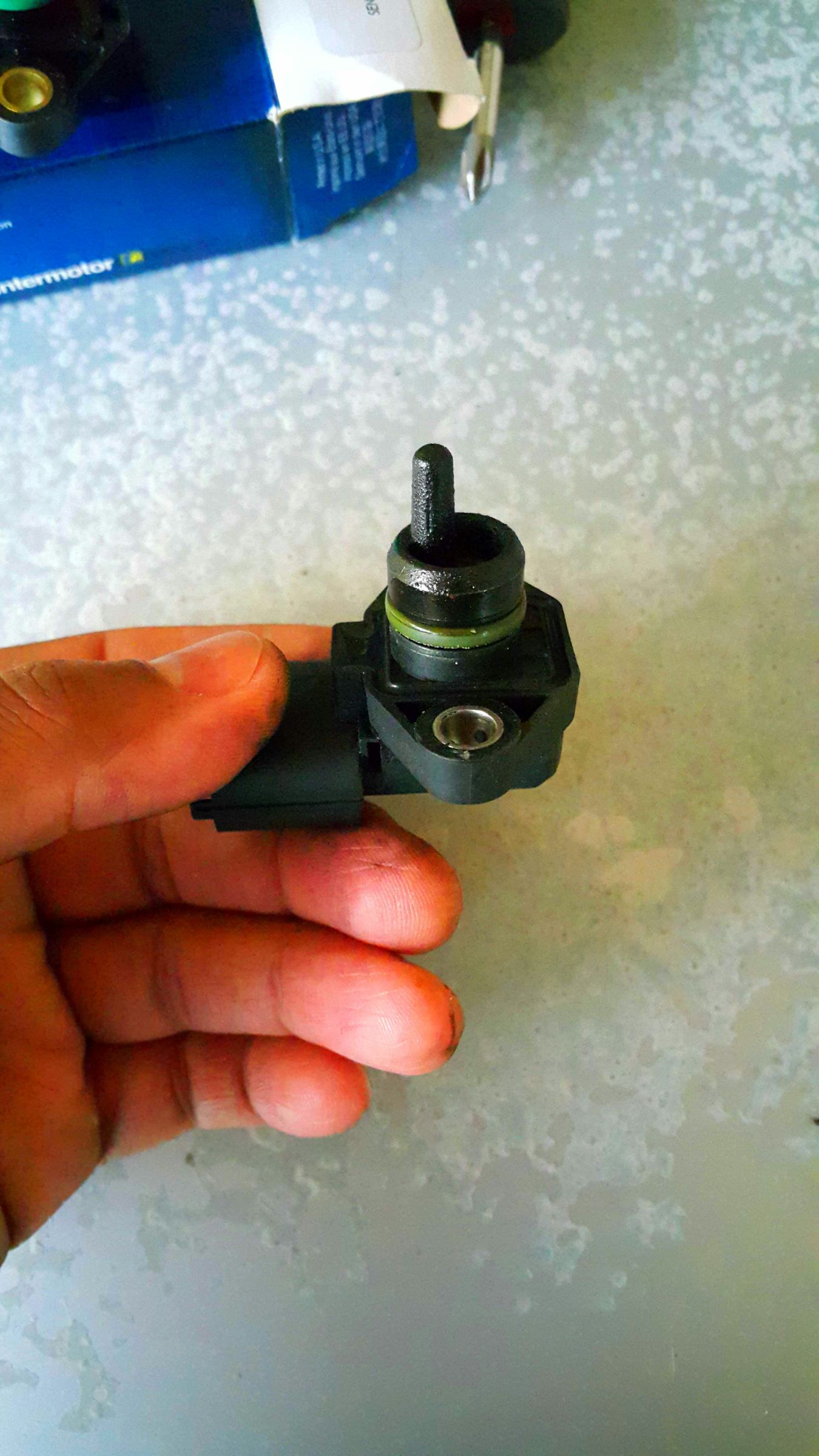Replacing a Map Sensor (Hyundai Trajet/sonata) : 3 Steps - Instructables