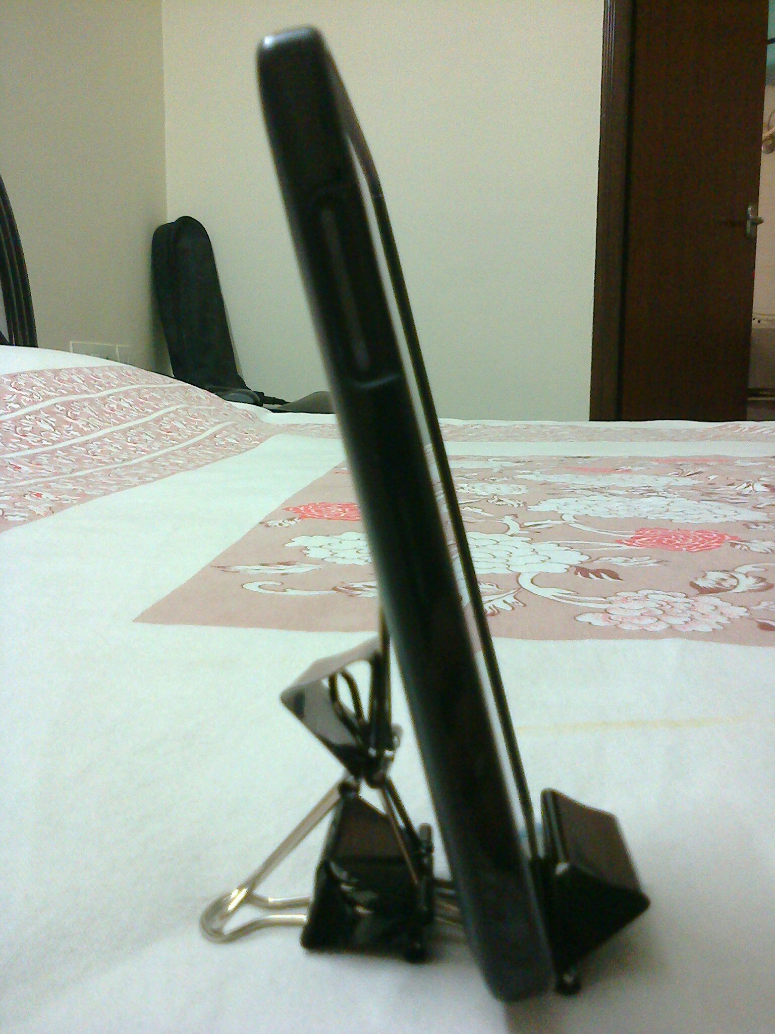 Binder Clip Phone Stand : 4 Steps - Instructables