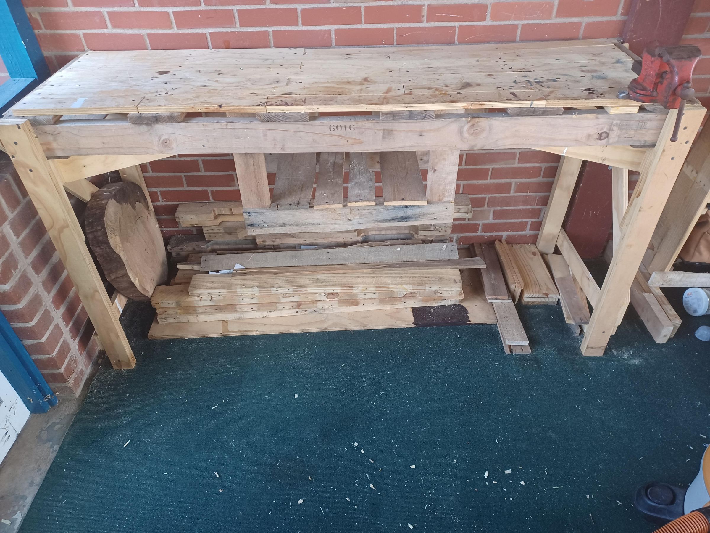 DIY Workbench From Scraps and Pallets : 7 Steps - Instructables