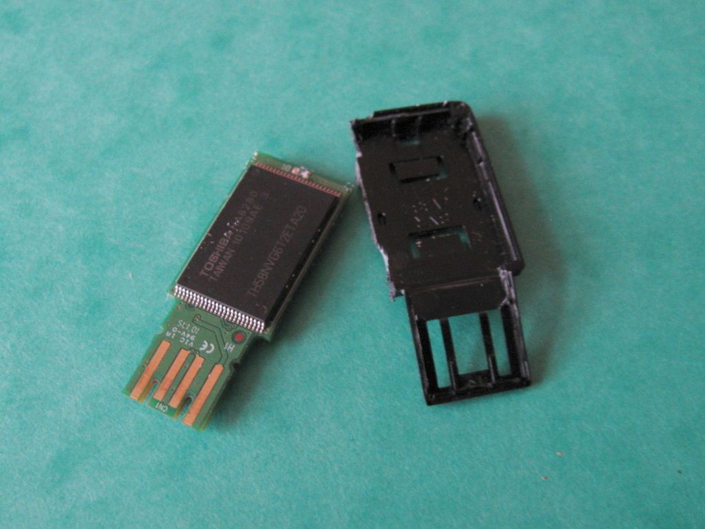Retro-Futuristic USB Drive: 16 Steps (with Pictures)