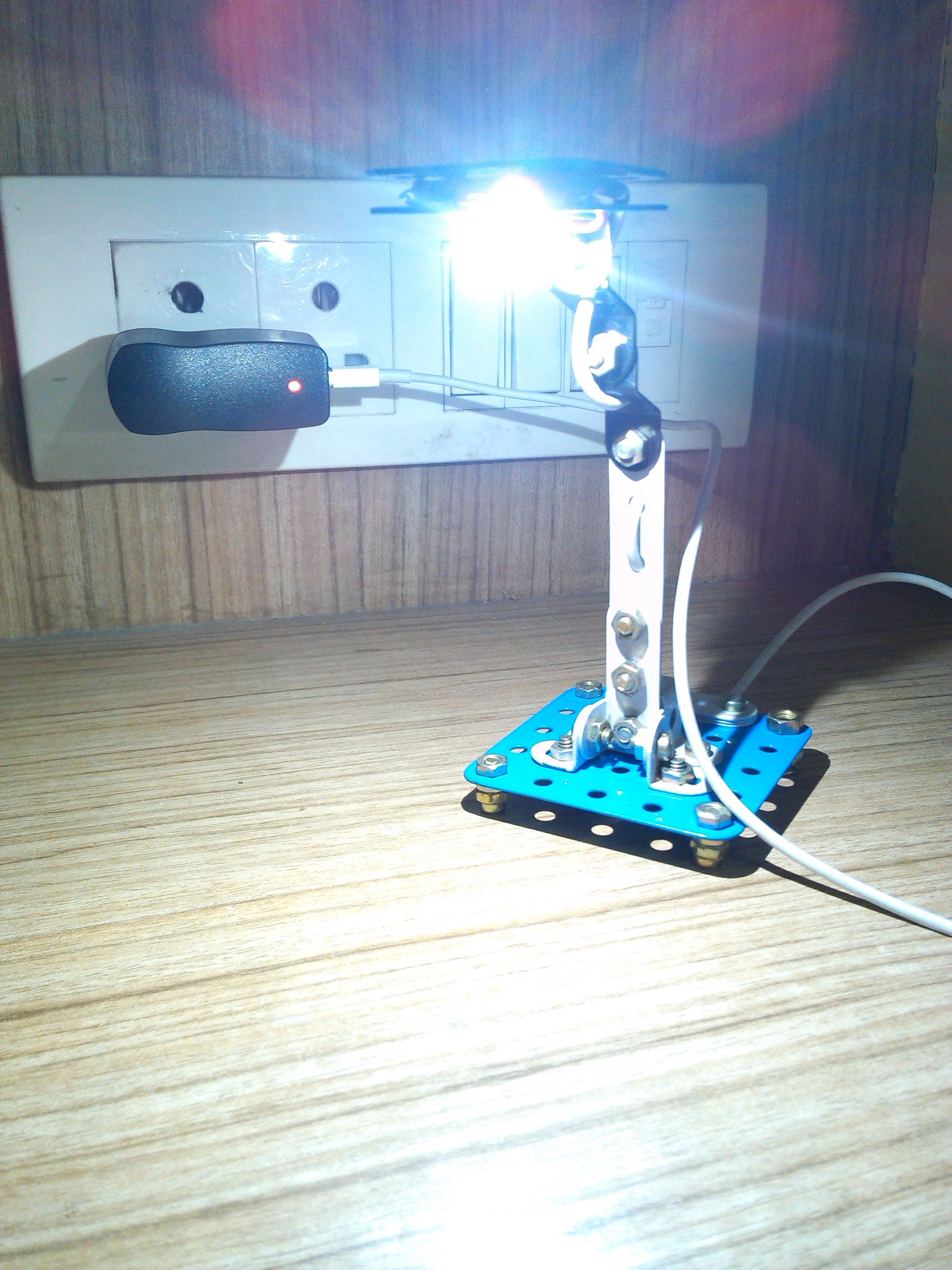 Mini Reader's Lamp : 4 Steps - Instructables