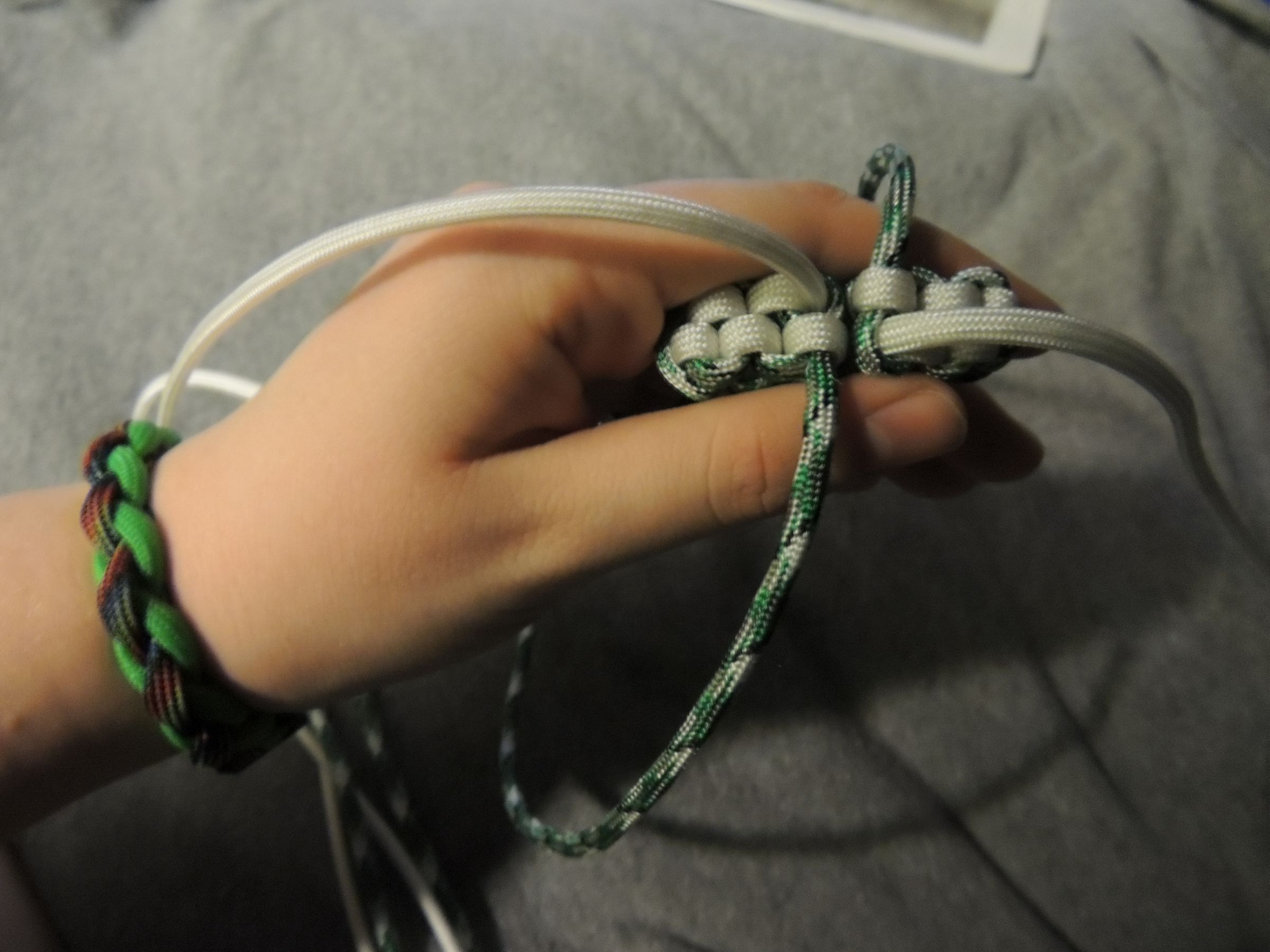 Paracord Cross (Square Braid) : 10 Steps - Instructables