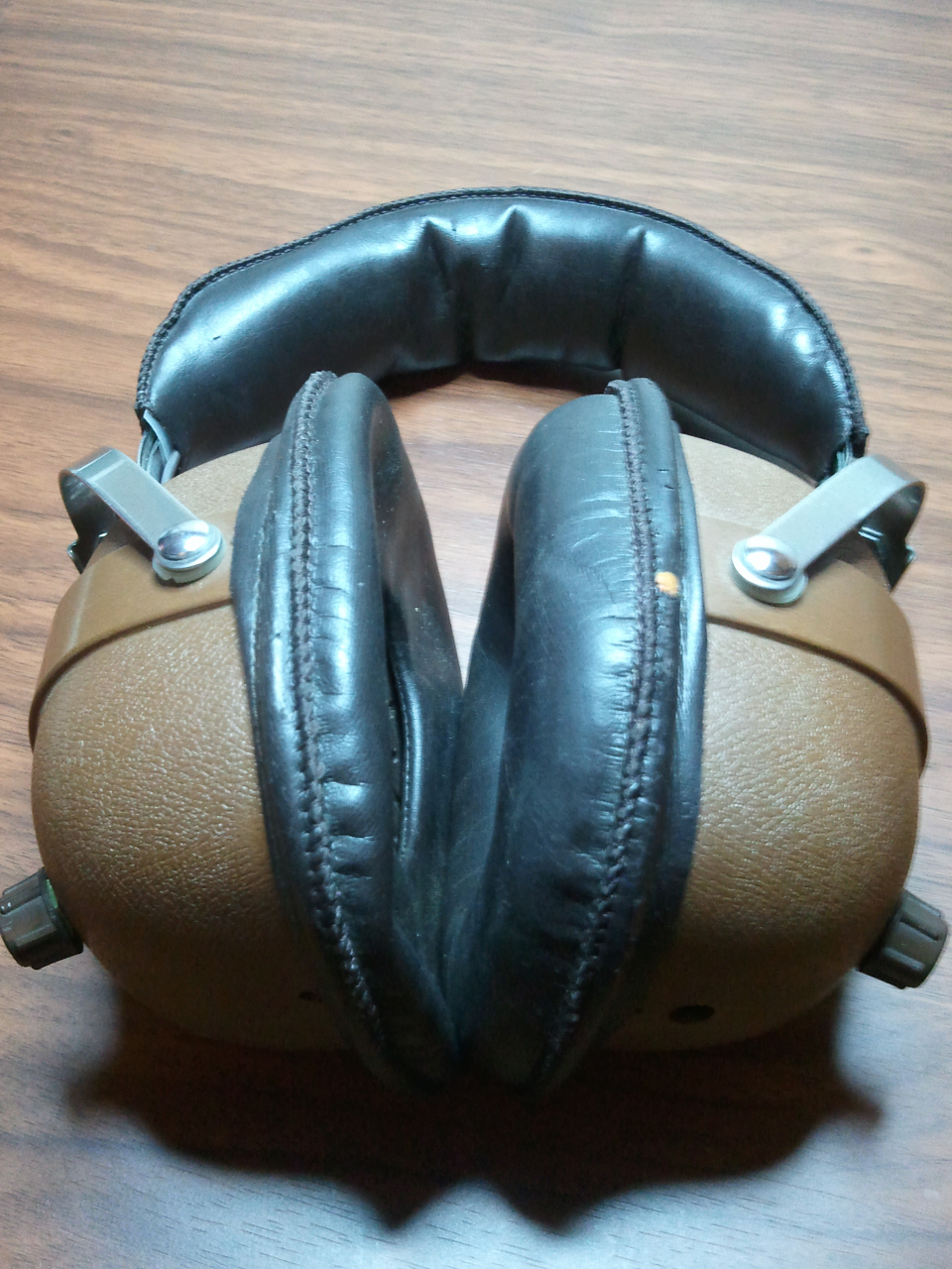 DIY 70's Style Headphone Bluetooth Modification : 4 Steps (with ...
