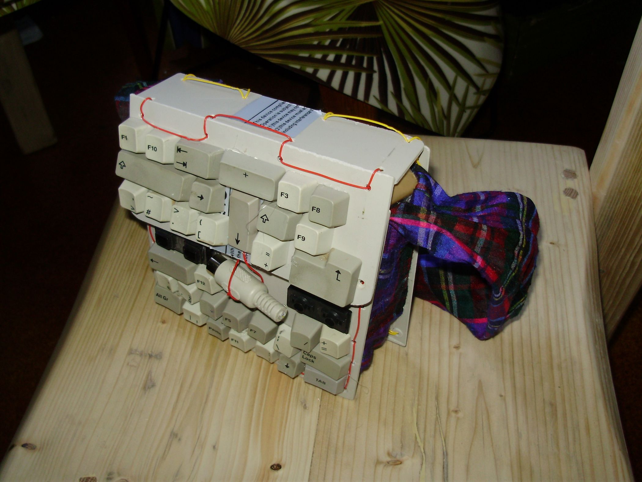 Geek Bag - 101 Uses for a Dead Keyboard Part 1 : 8 Steps - Instructables