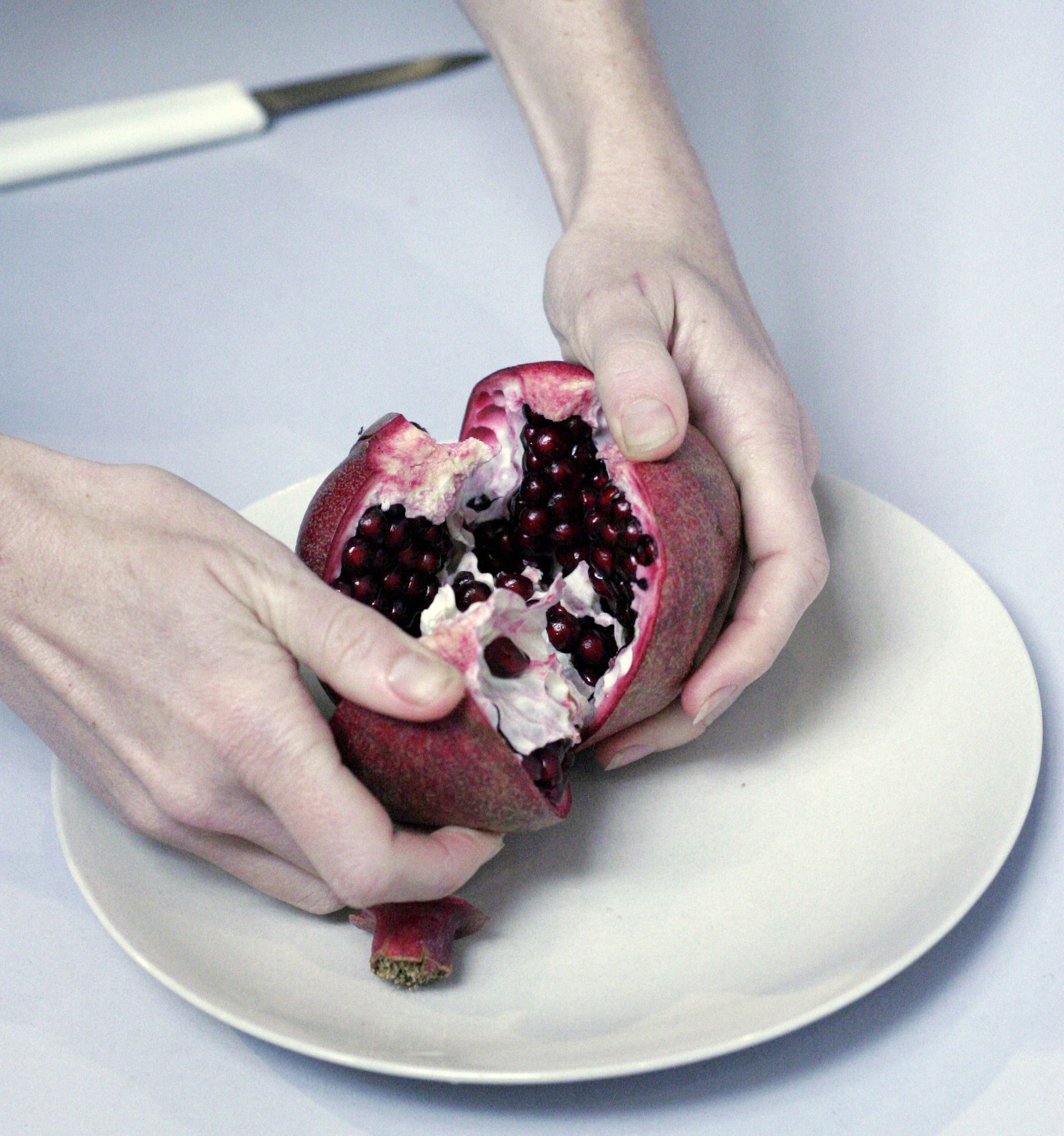 How to Cut a Pomegranate : 4 Steps (with Pictures) - Instructables