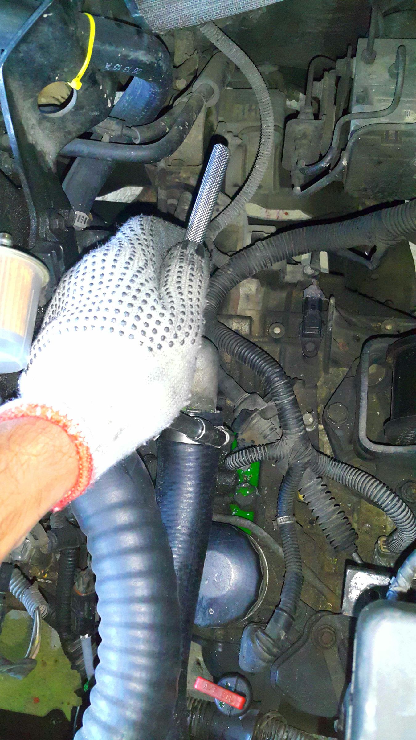 Replacing the Lower Radiator Hose on a Hyundai Trajet/sonata. : 4 Steps ...