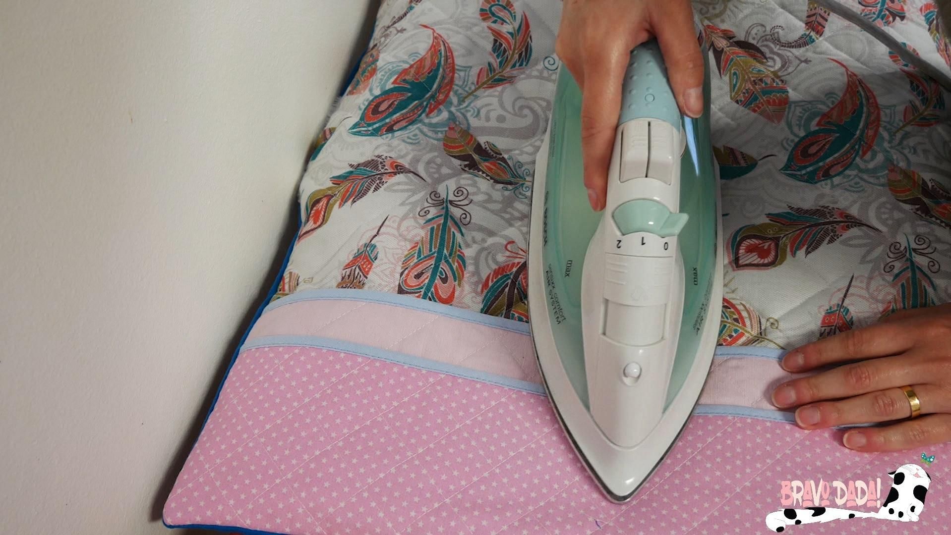 DIY How to Make a Quilted Sewing Machine Mat With Pockets and Thread ...