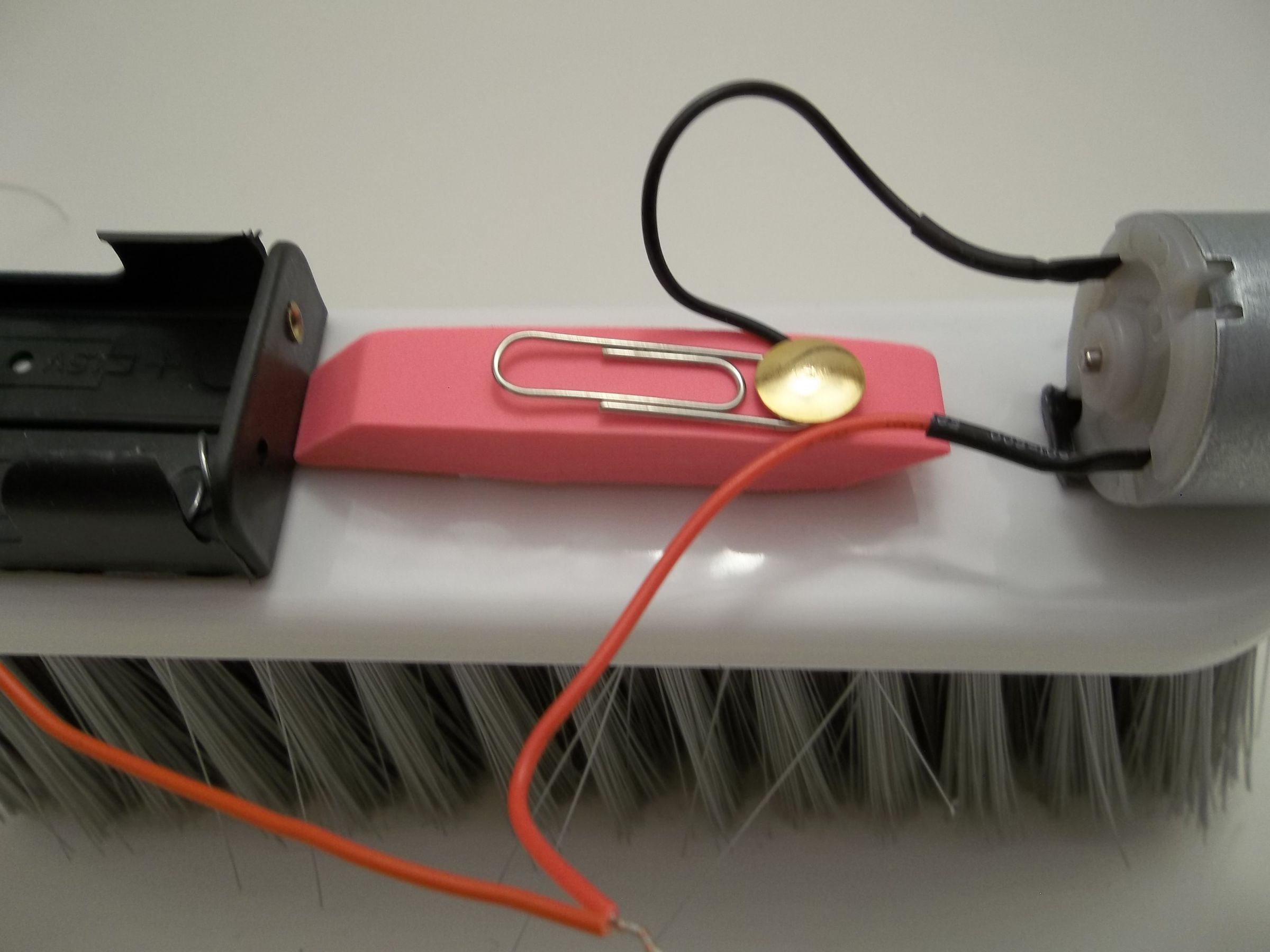 A Simple and Cheap No-Solder Bristlebot! : 9 Steps - Instructables