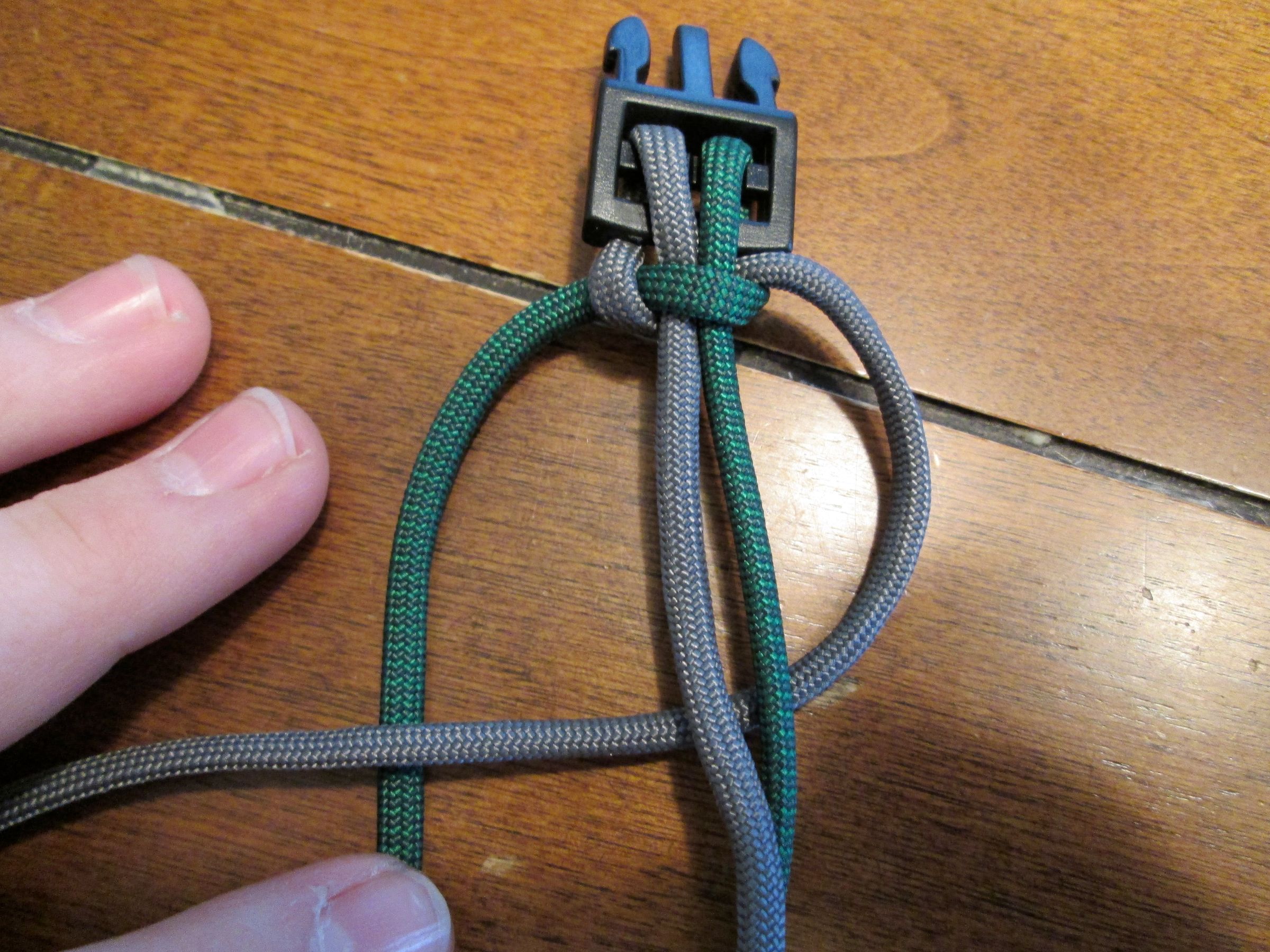 How to Make a Cobra Stitch Paracord With 2 Colors : 3 Steps - Instructables