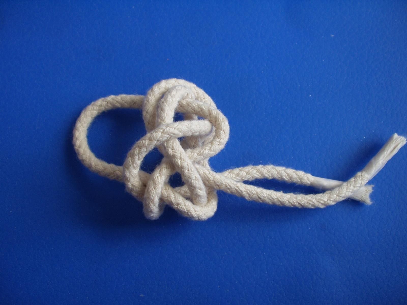 Knife Lanyard Knot Tied on the Table : 8 Steps - Instructables