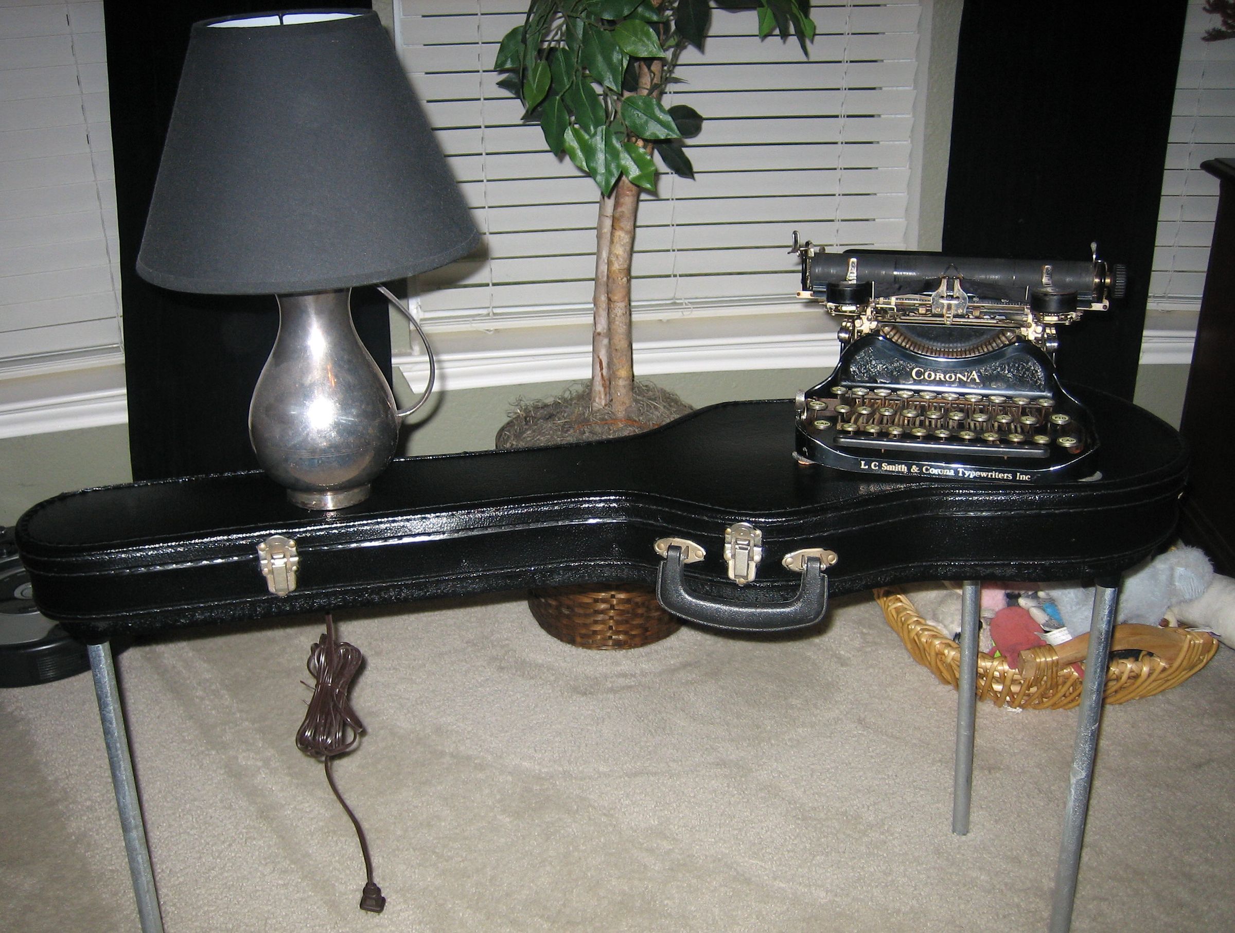 Make a Guitar Case Table : 5 Steps (with Pictures) - Instructables