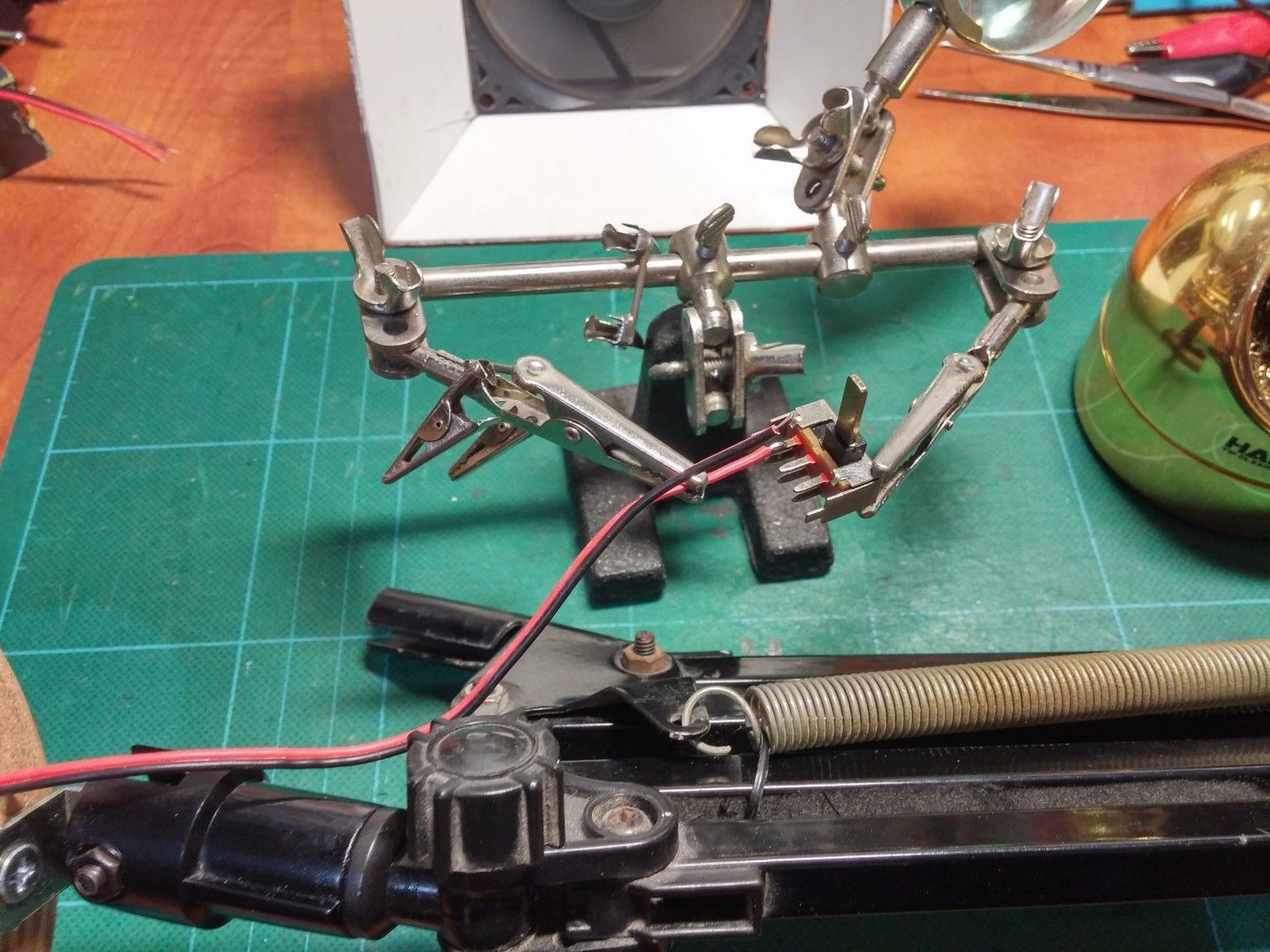 DIY Desktop LED Magnifier Lamp : 8 Steps (with Pictures) - Instructables